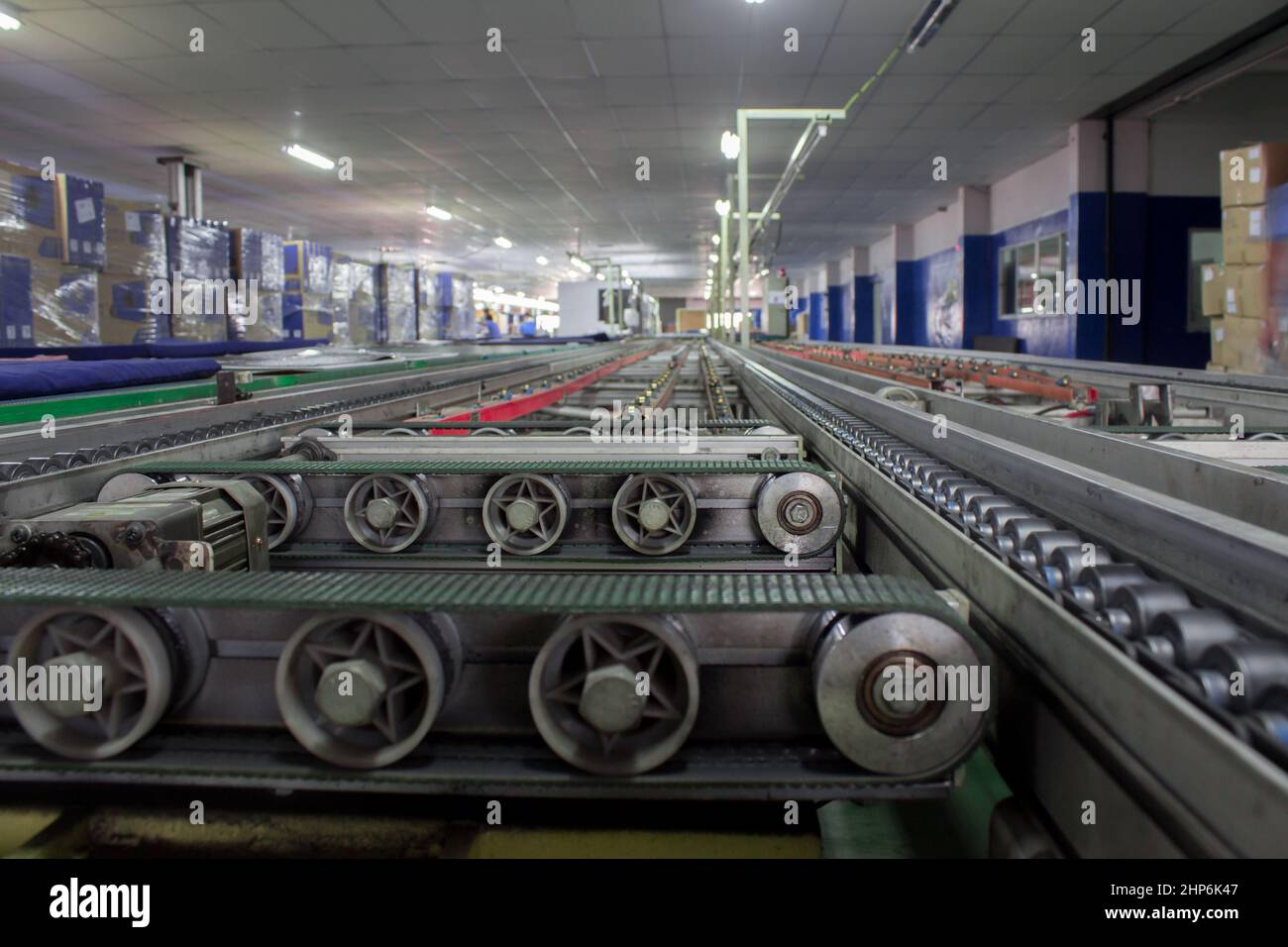 conveyor line assembly Stock Photo - Alamy