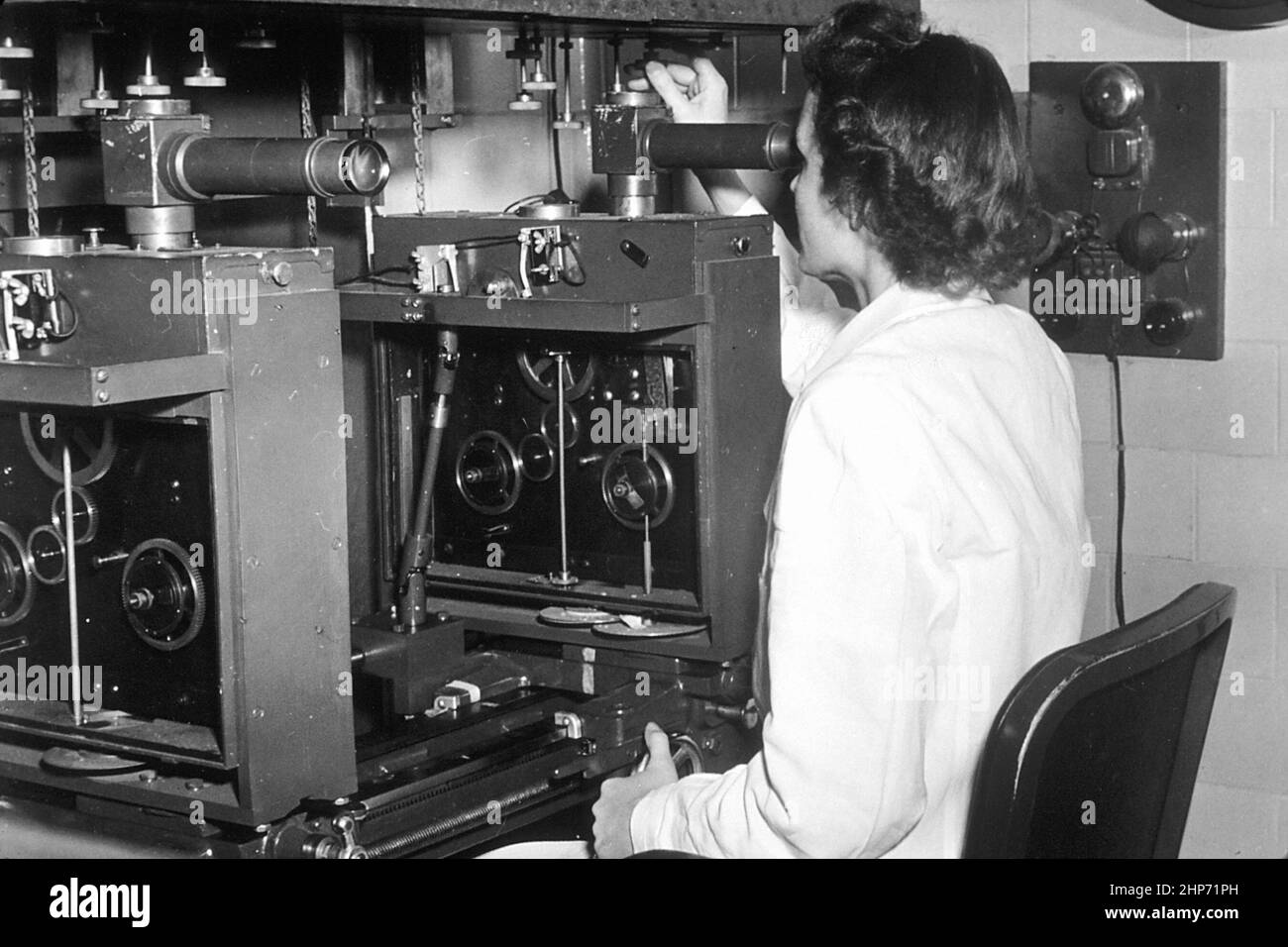 A female Caucasian laboratory technician ca. 1950 Stock Photo - Alamy
