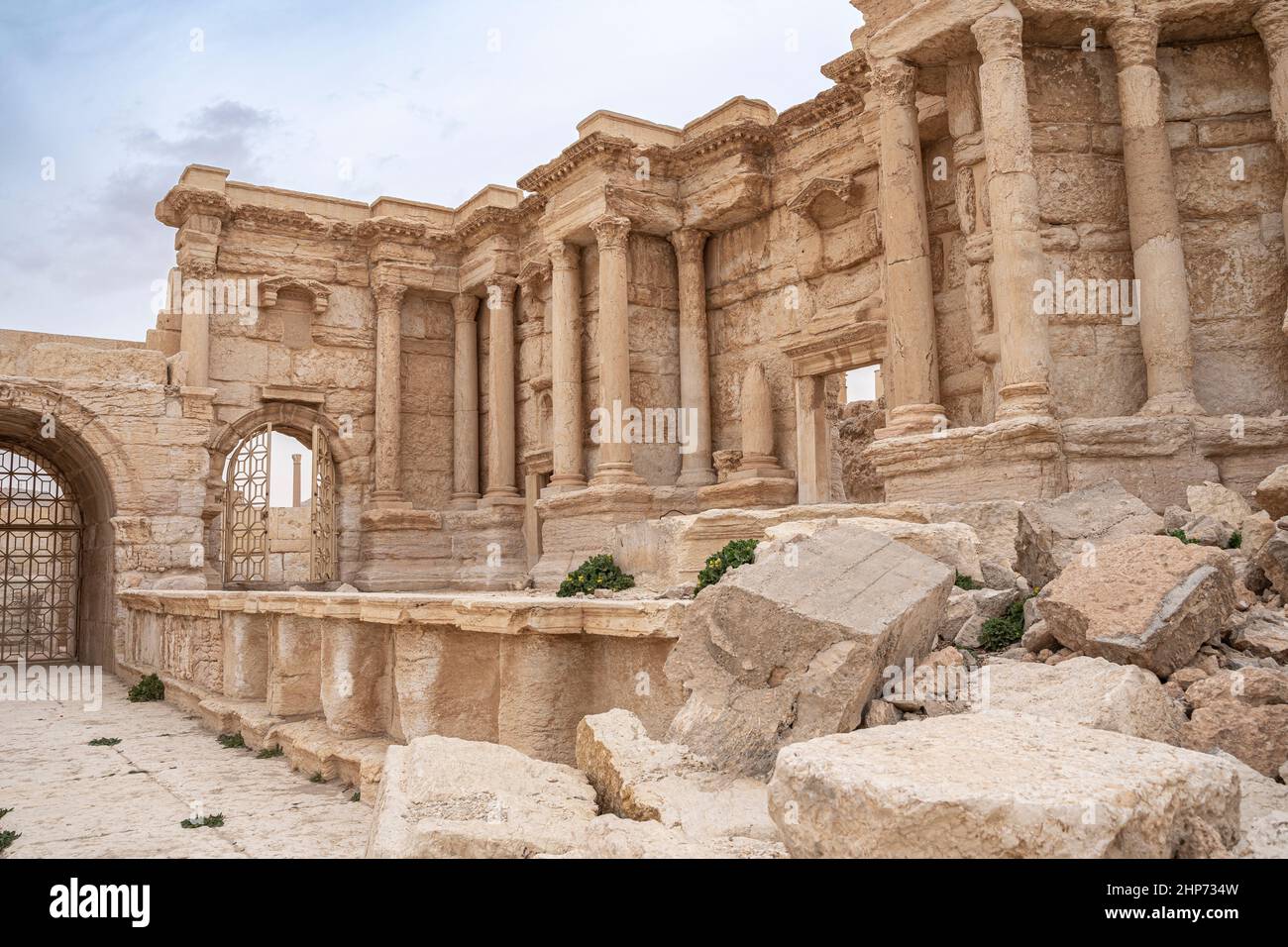 Roman ruins in the desert oasis of Palmyra, Syria Stock Photo - Alamy