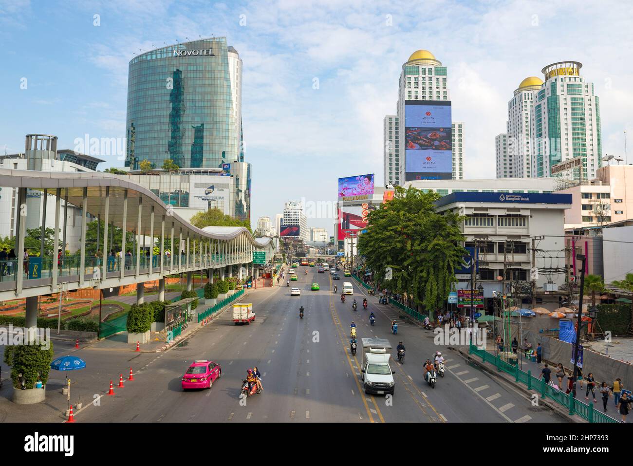 BANGKOK, THAILAND - DECEMBER 30, 2018: Sunny morning on the Ratchadamri ...