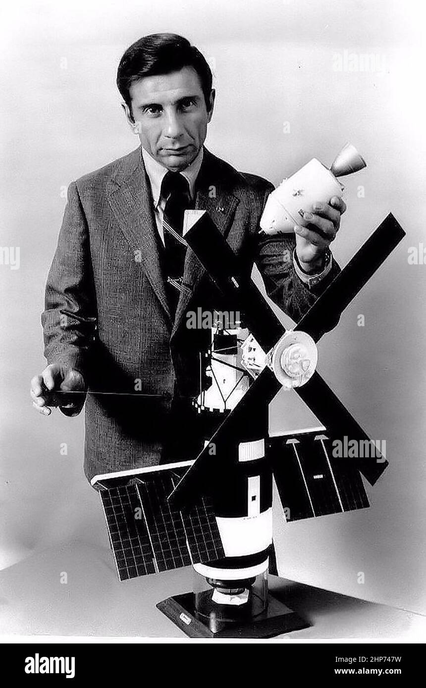 Publicity photo of ABC News science correspondent Jules Bergman with a ...