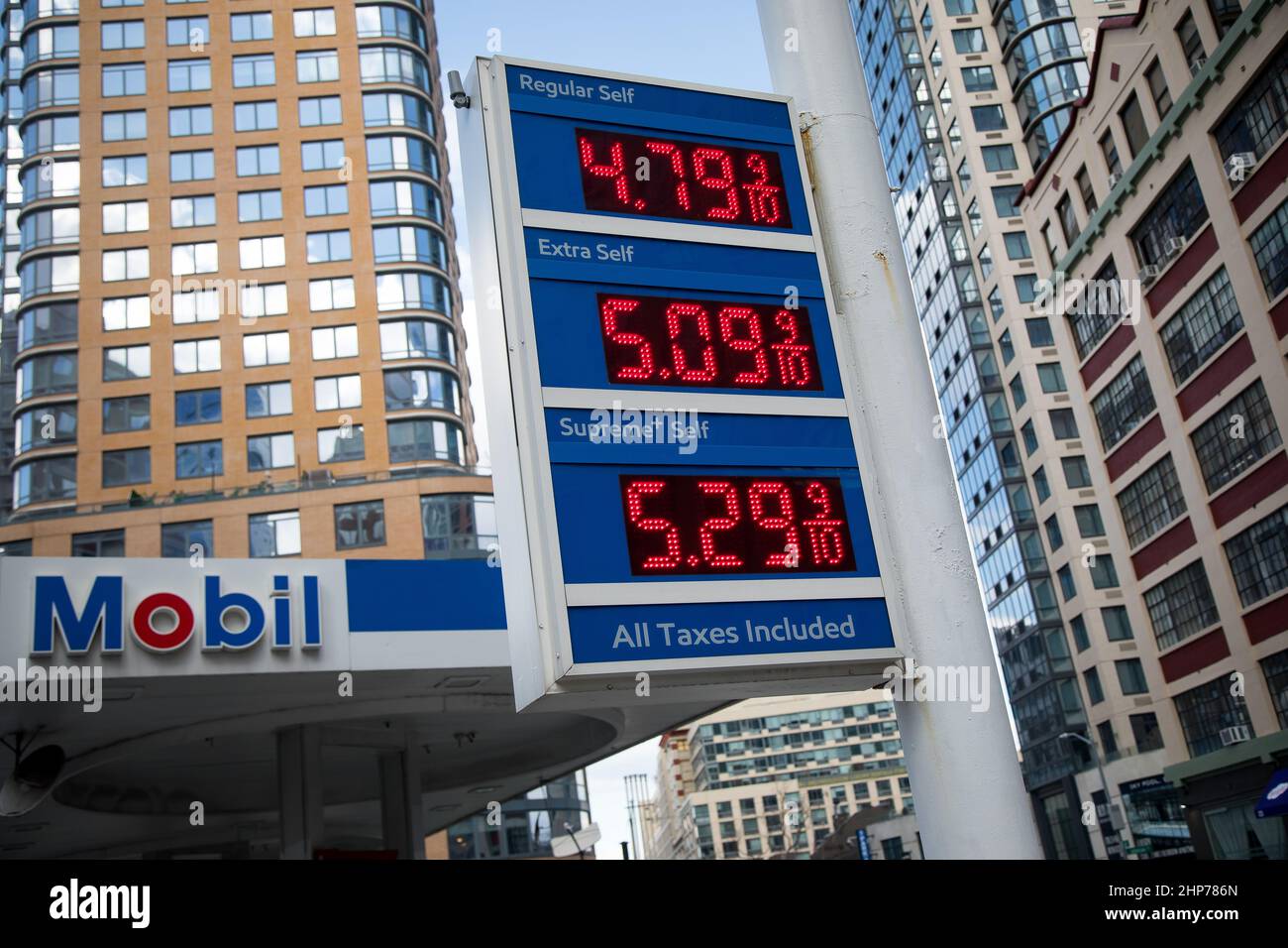 Mobil gas station hi-res stock photography and images - Alamy