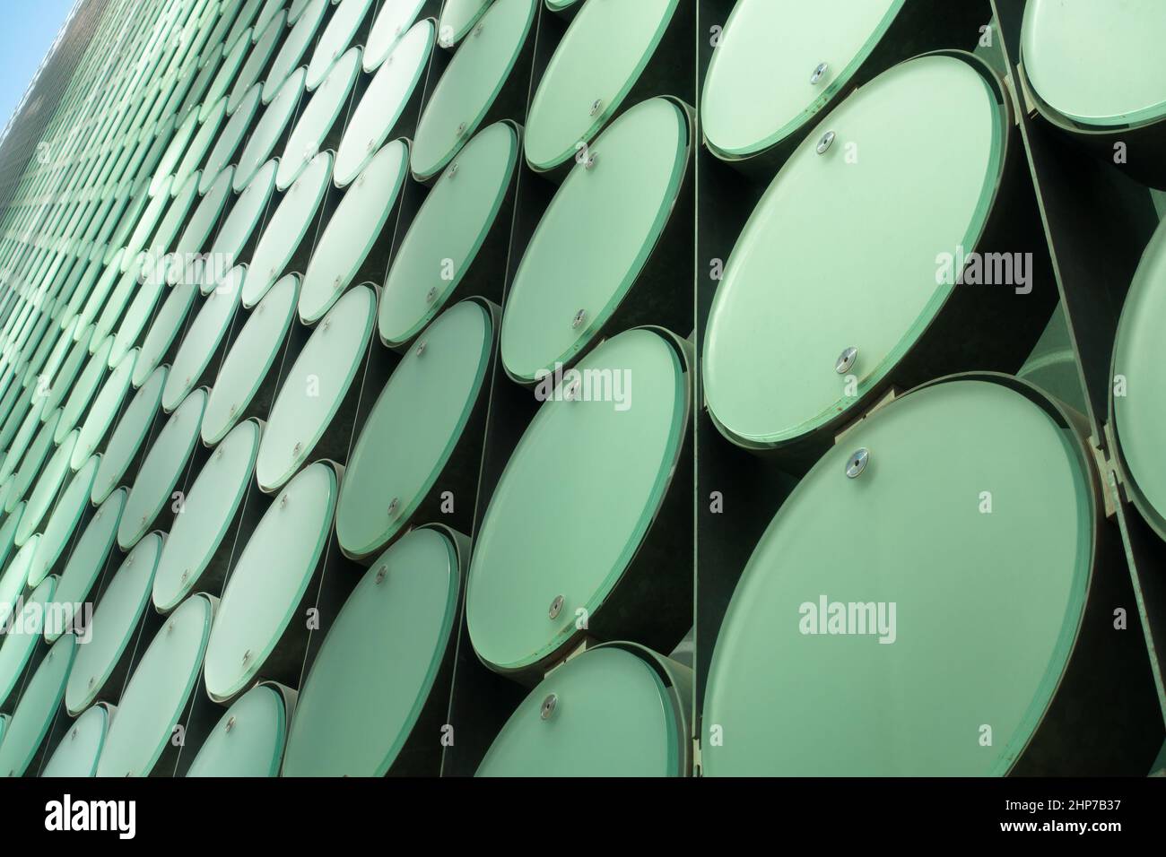 Green glass curtain wall hi-res stock photography and images - Alamy