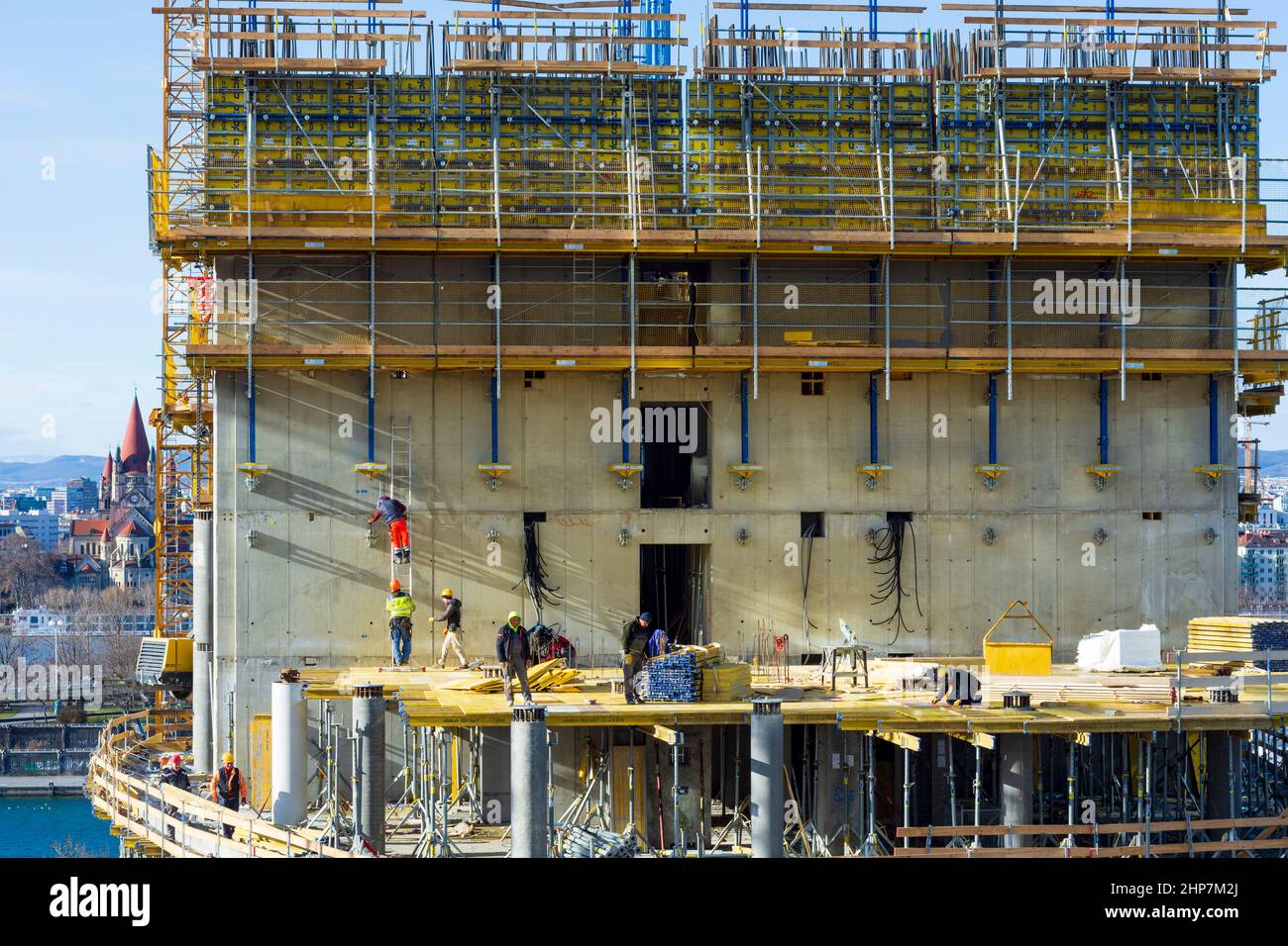 Wien, Vienna: high-rise apartment building in construction, workers ...