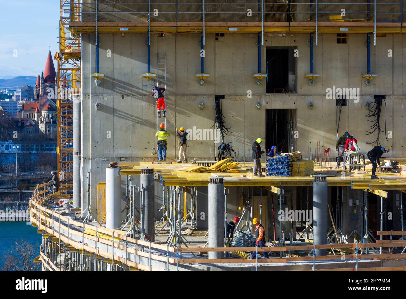 Wien, Vienna: high-rise apartment building in construction, workers ...
