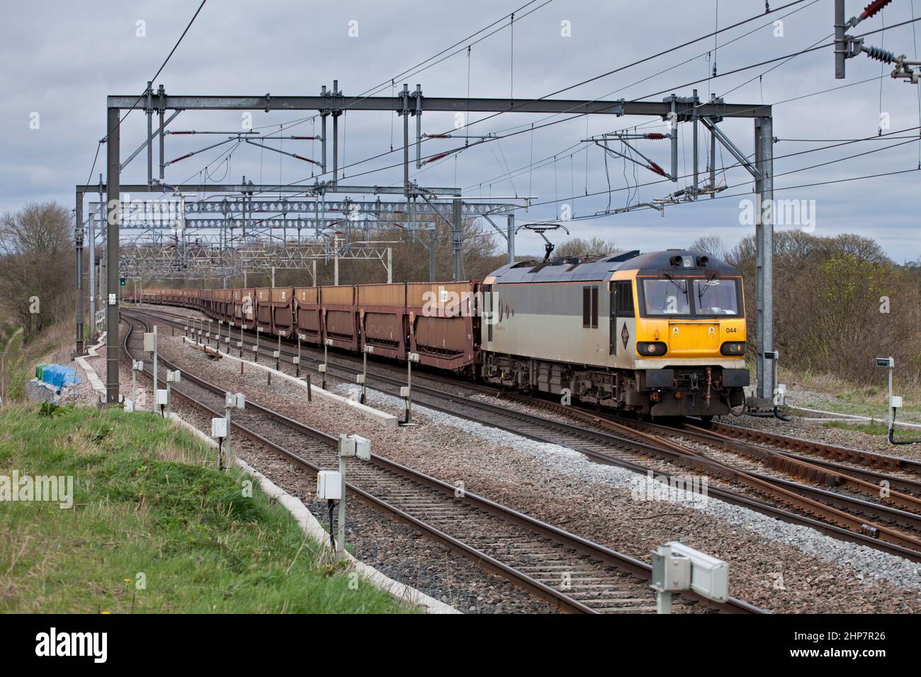 GB Railfreight class 92 electric locomotive 92044 passing Weaver ...