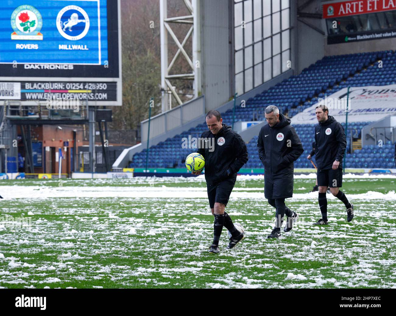 Referee does pitch inspection hi-res stock photography and images - Alamy