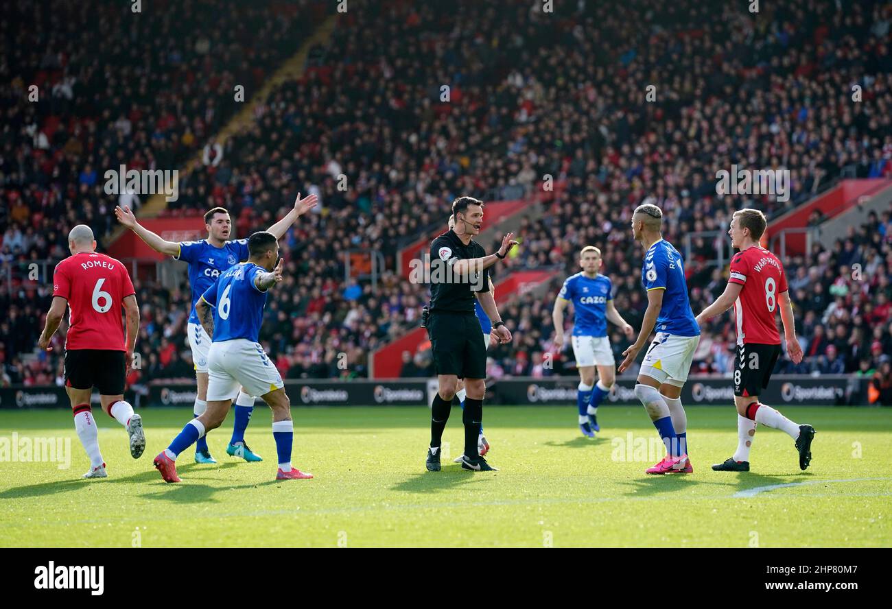 Everton players appeal to Referee Andrew Madley for a penalty during ...