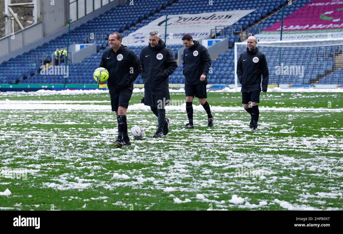 Referee does pitch inspection hi-res stock photography and images - Alamy