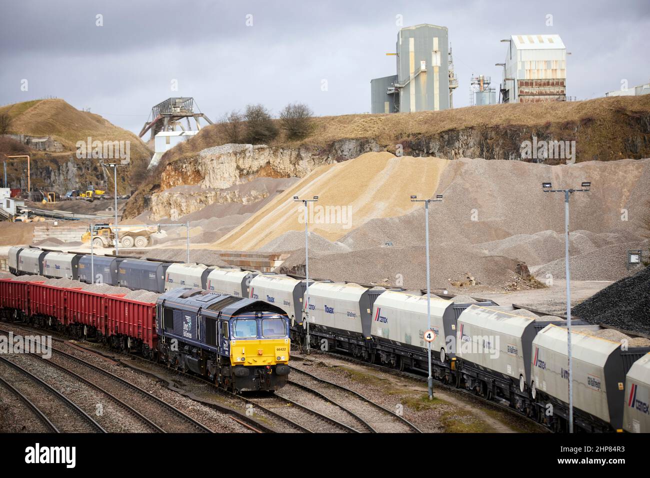 British Rail Class 66 66422 leaving CEMEX Dove Holes Quarry into the ...
