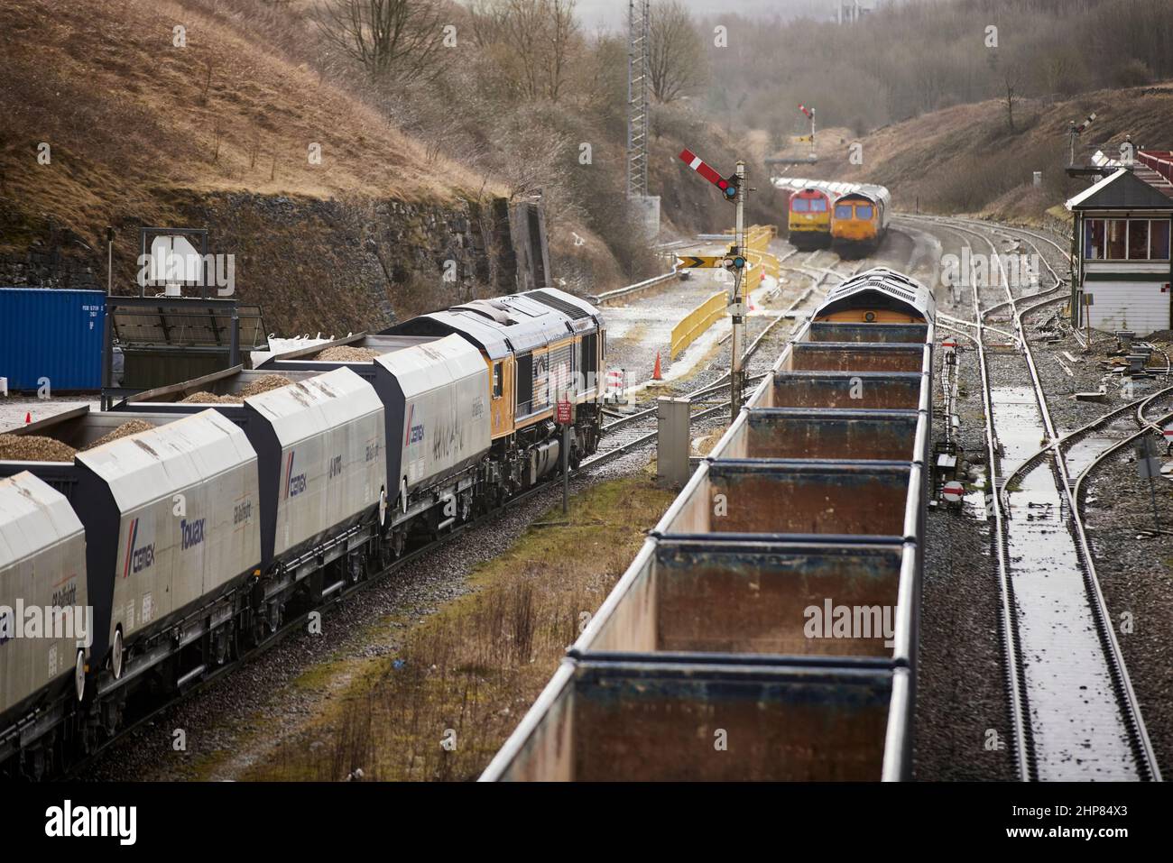 Left British Rail Class 66 66725 leaving CEMEX Dove Holes Quarry into ...