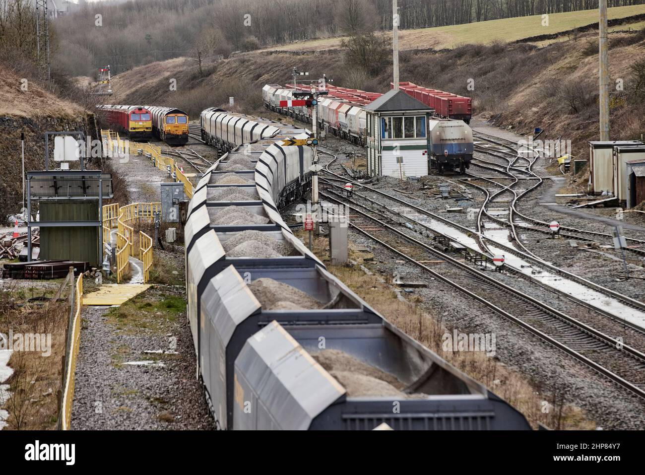Left British Rail Class 66 66725 leaving CEMEX Dove Holes Quarry into ...