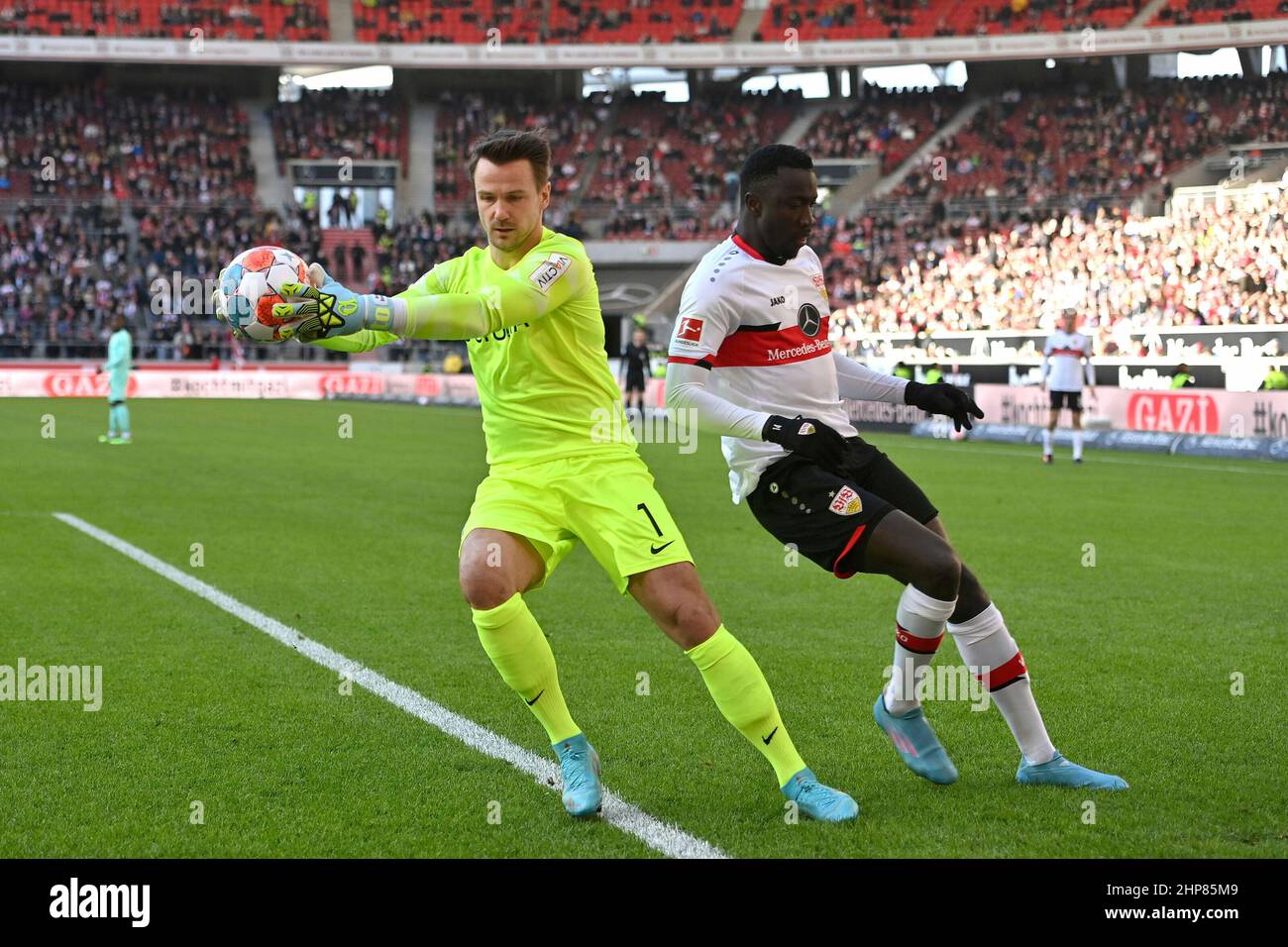 Stuttgart, Deutschland. 19th Feb, 2022. boManuel RIEMANN (goalwart BO ...