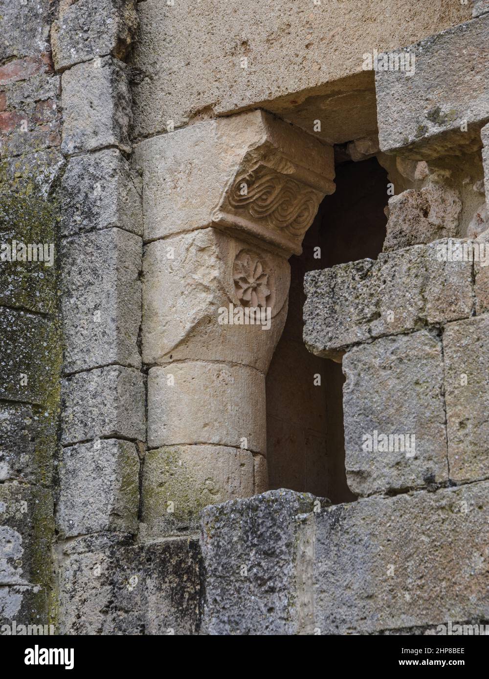 Capitello romanico hi-res stock photography and images - Alamy