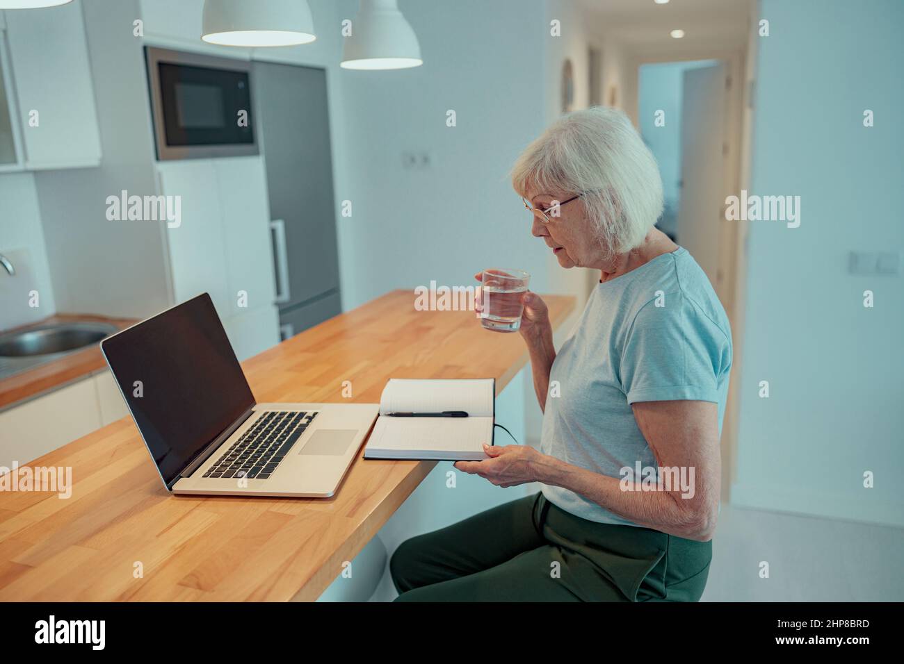 Laptop screen elderly old lady hi-res stock photography and images - Alamy