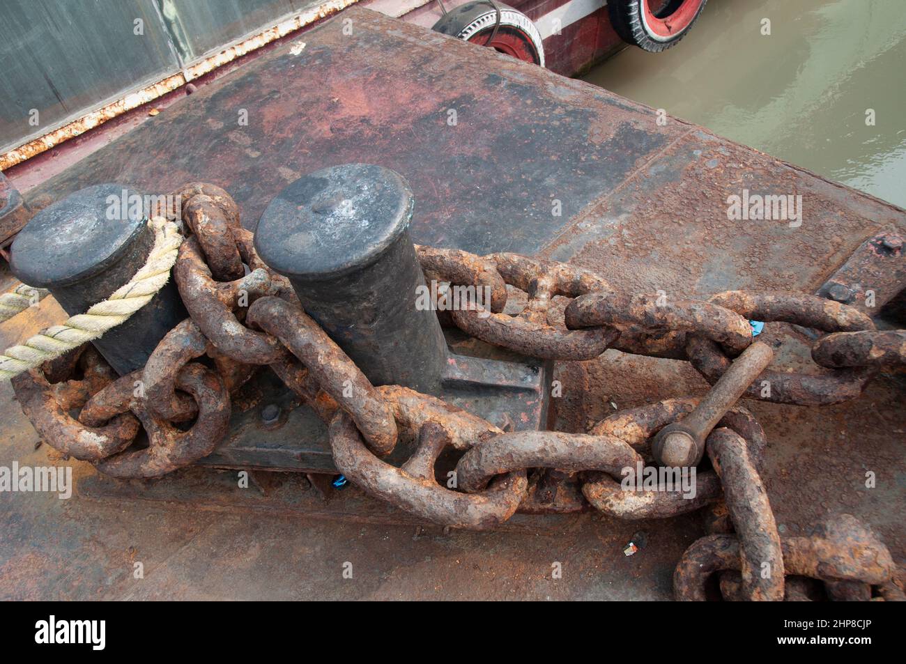 chain used to tie boat to dock or jetty Stock Photo - Alamy