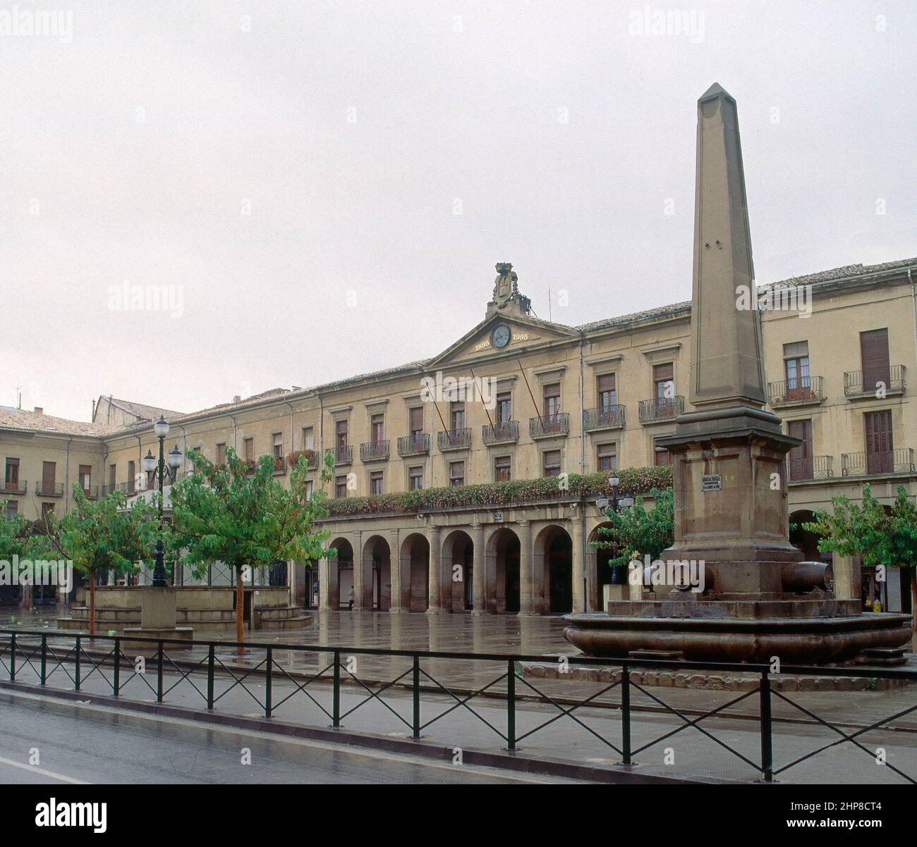 PLAZA MAYOR CON FUENTE EN EL CENTRO. Location: EXTERIOR. TAFALLA ...
