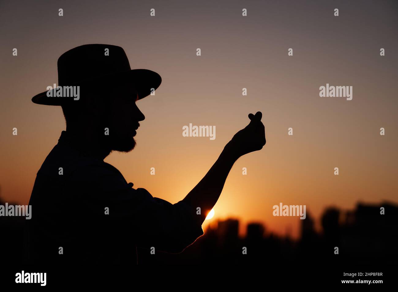 Sunset heart hands hat hi-res stock photography and images - Alamy