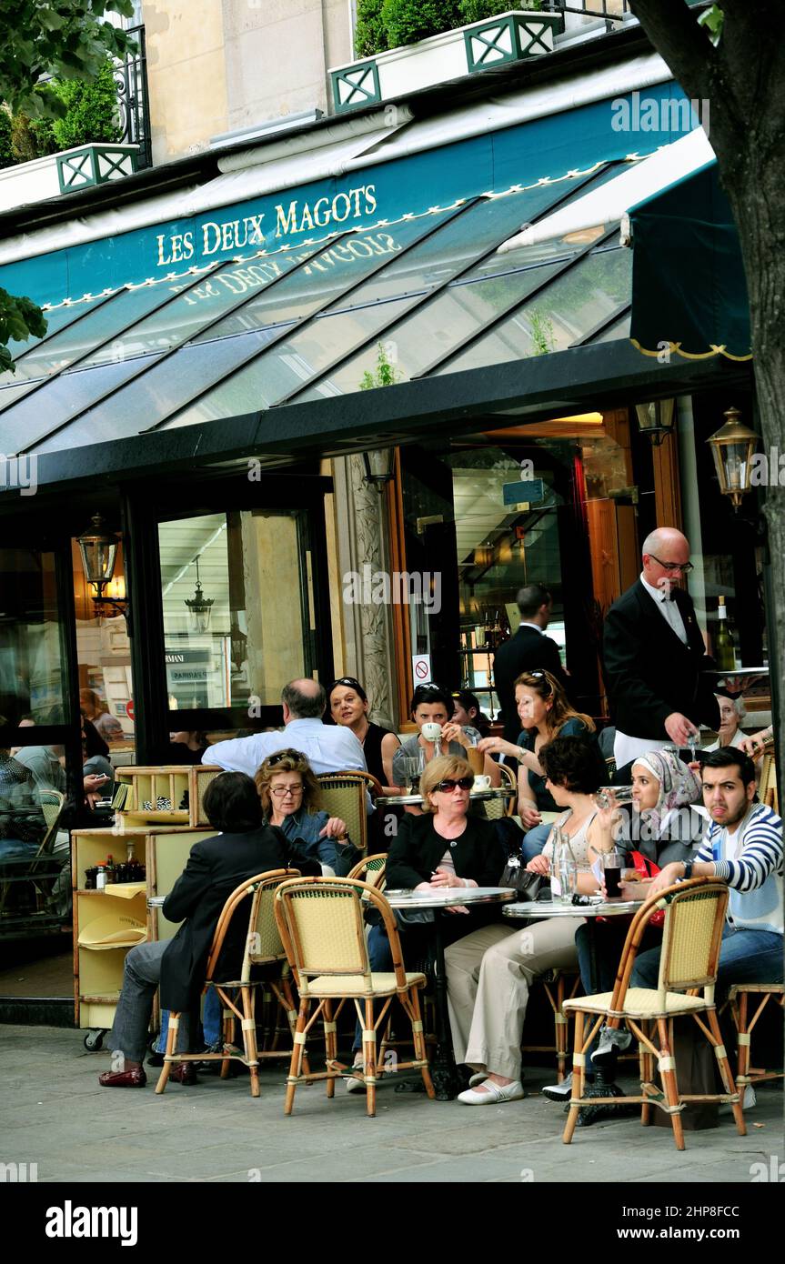 Paris france crowd people sharing hi-res stock photography and images ...