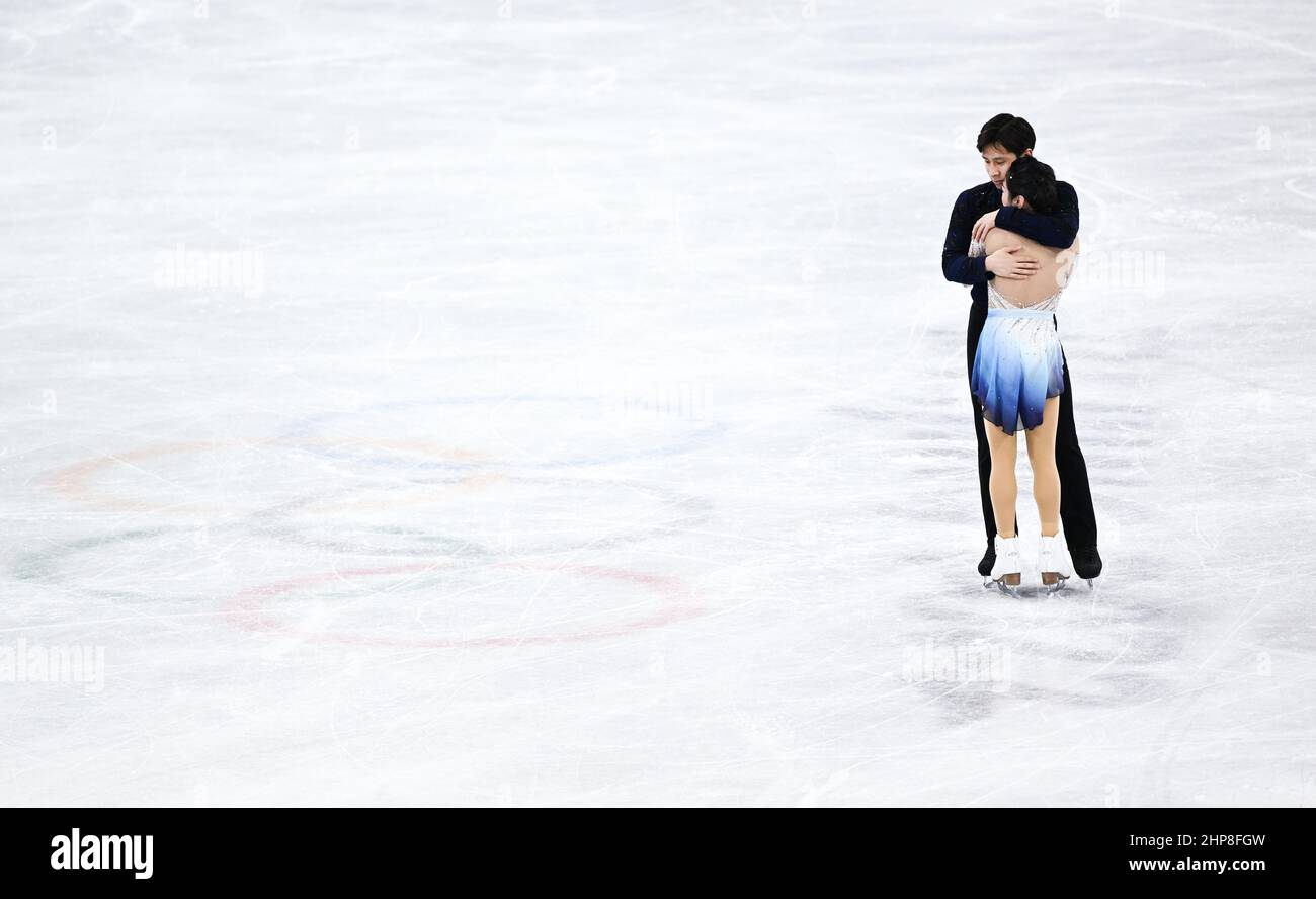 Beijing, China. 19th Feb, 2022. Sui Wenjing (front)/Han Cong of China ...