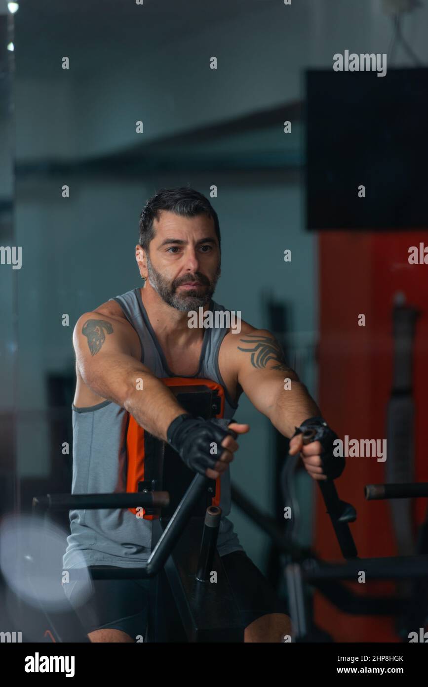 Seated row machine hi-res stock photography and images - Alamy