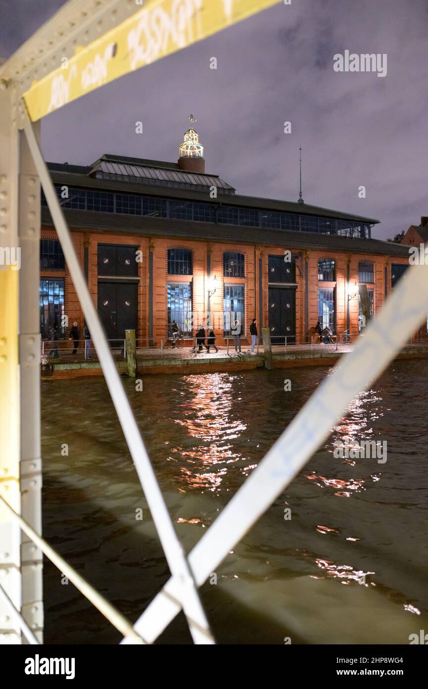 Hamburg, Germany. 19th Feb, 2022. Passers-by walk in front of the fish ...