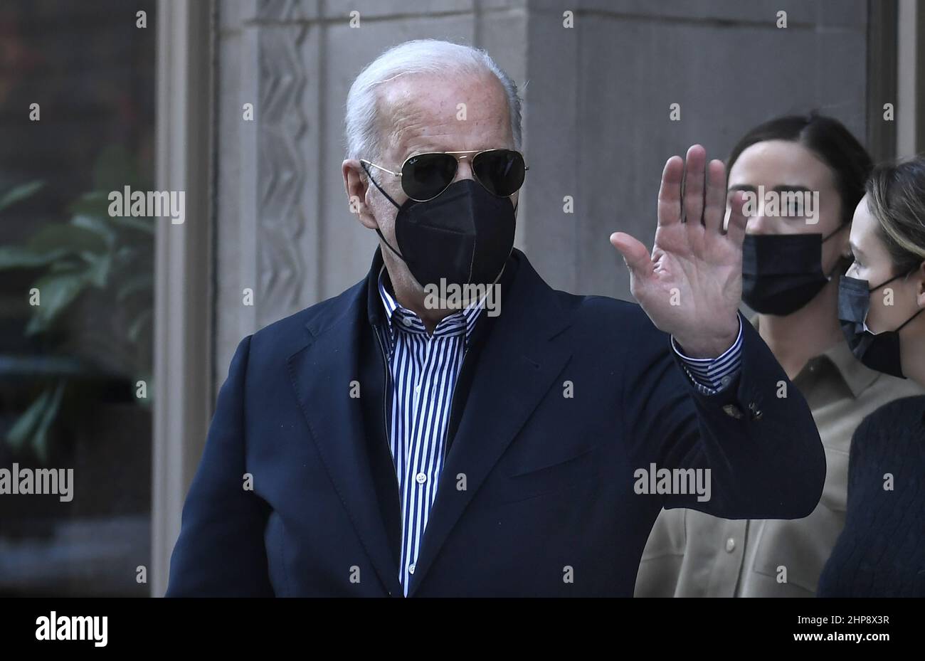 Joe biden wearing mask hi-res stock photography and images - Alamy