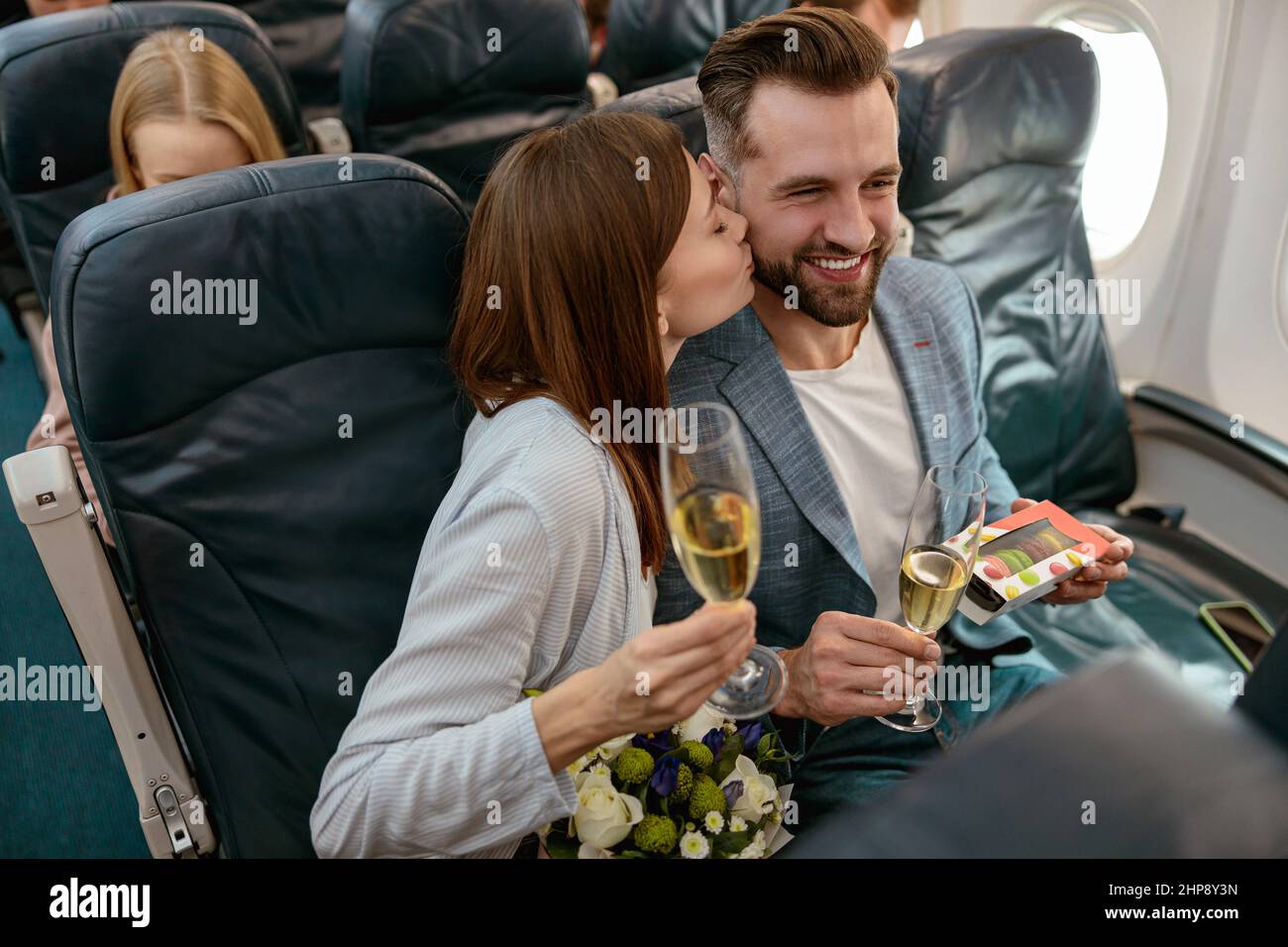 Man woman plane kiss hi-res stock photography and images - Alamy