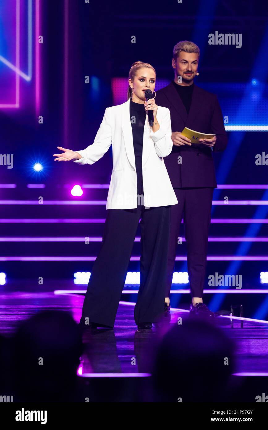 Rust, Germany. 19th Feb, 2022. Sophie Breuer (l) and presenter Nicolas ...