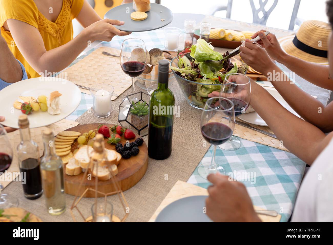 Family lunch time table hi-res stock photography and images - Alamy