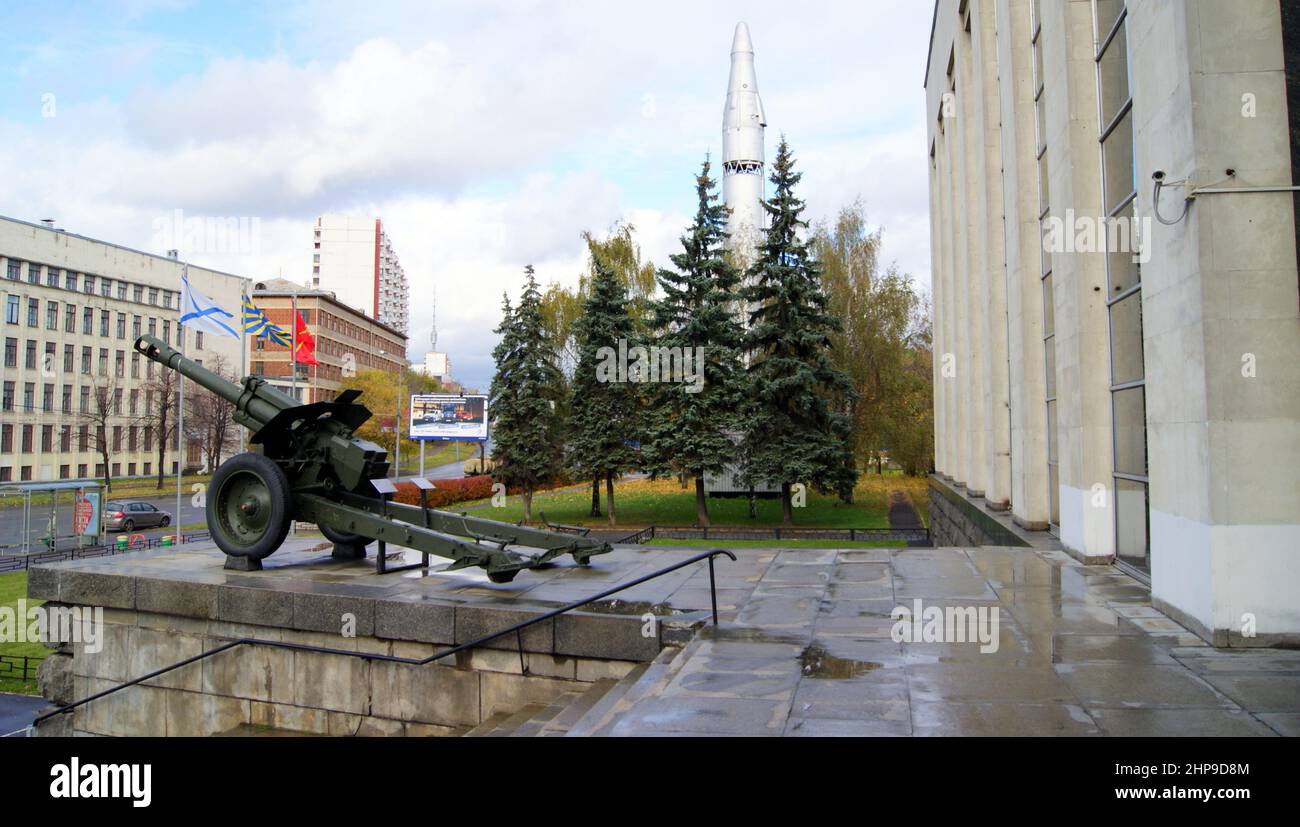 WWII era D-1 howitzer installed as a monument at the entrance to the ...