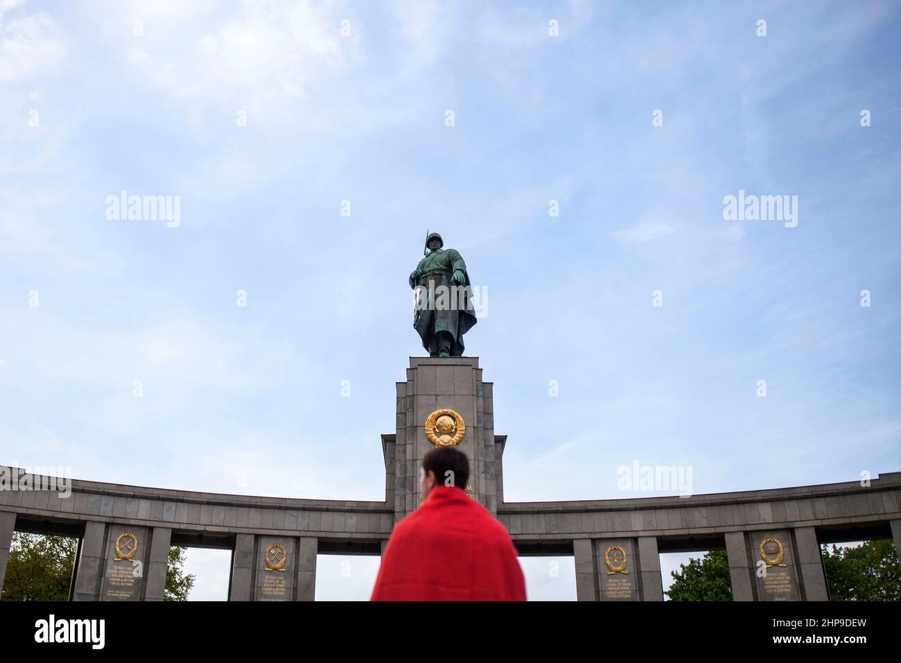 Soviet flag in berlin 1945 hi-res stock photography and images - Alamy