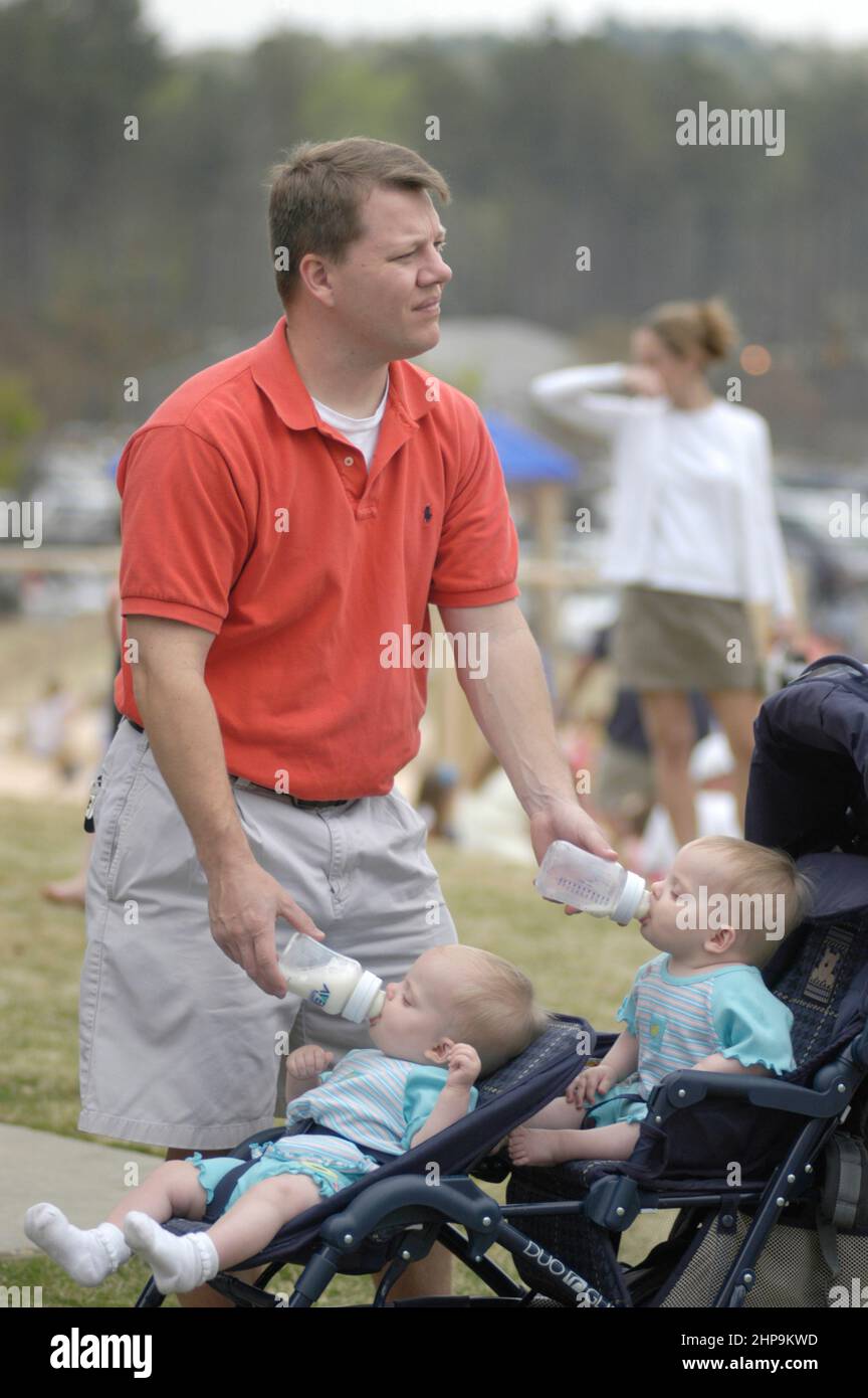 (MRed) Dad and his twins working to feed them at country club event for ...