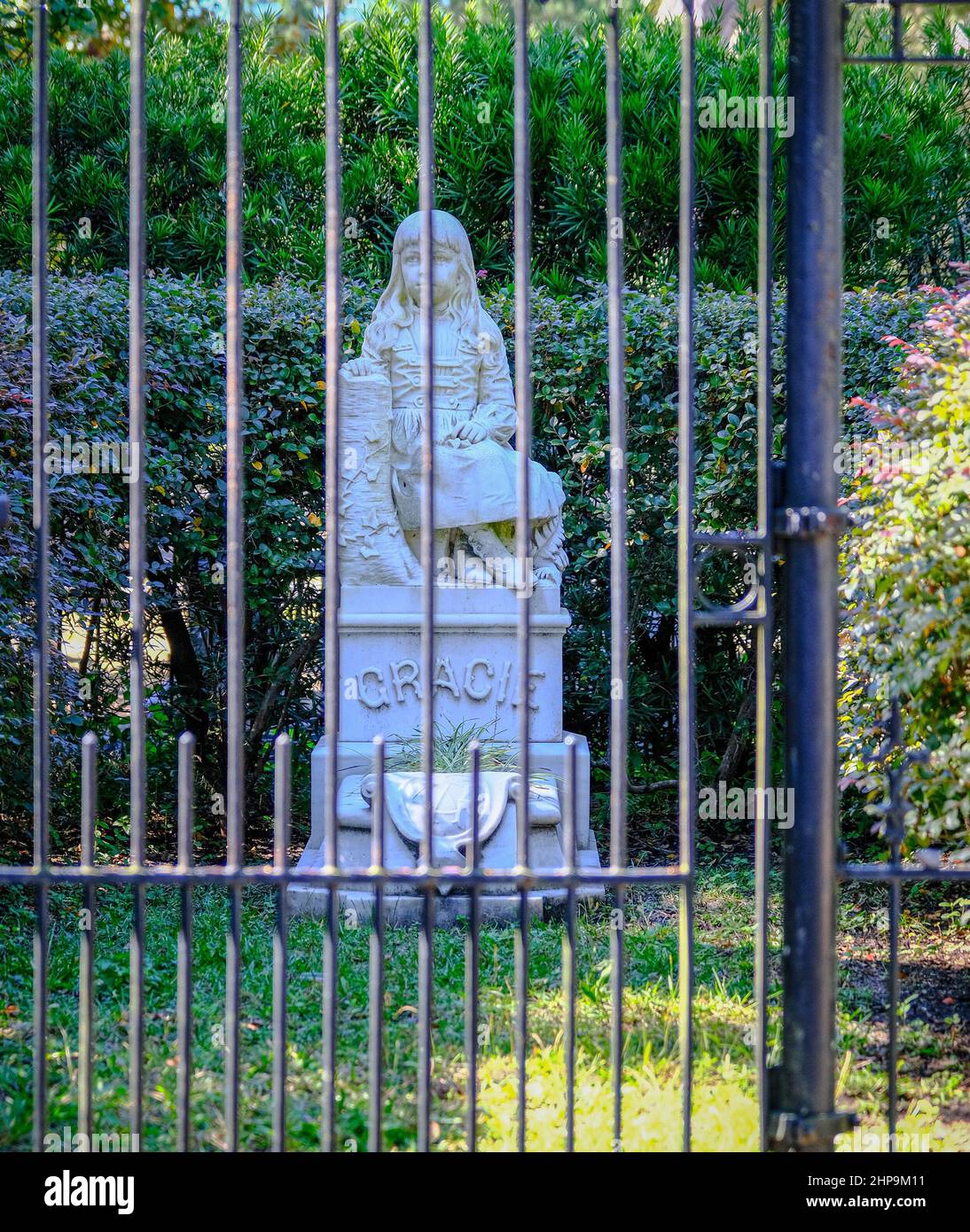 Grave of Little Gracie in Bonaventure Cemetery Stock Photo - Alamy
