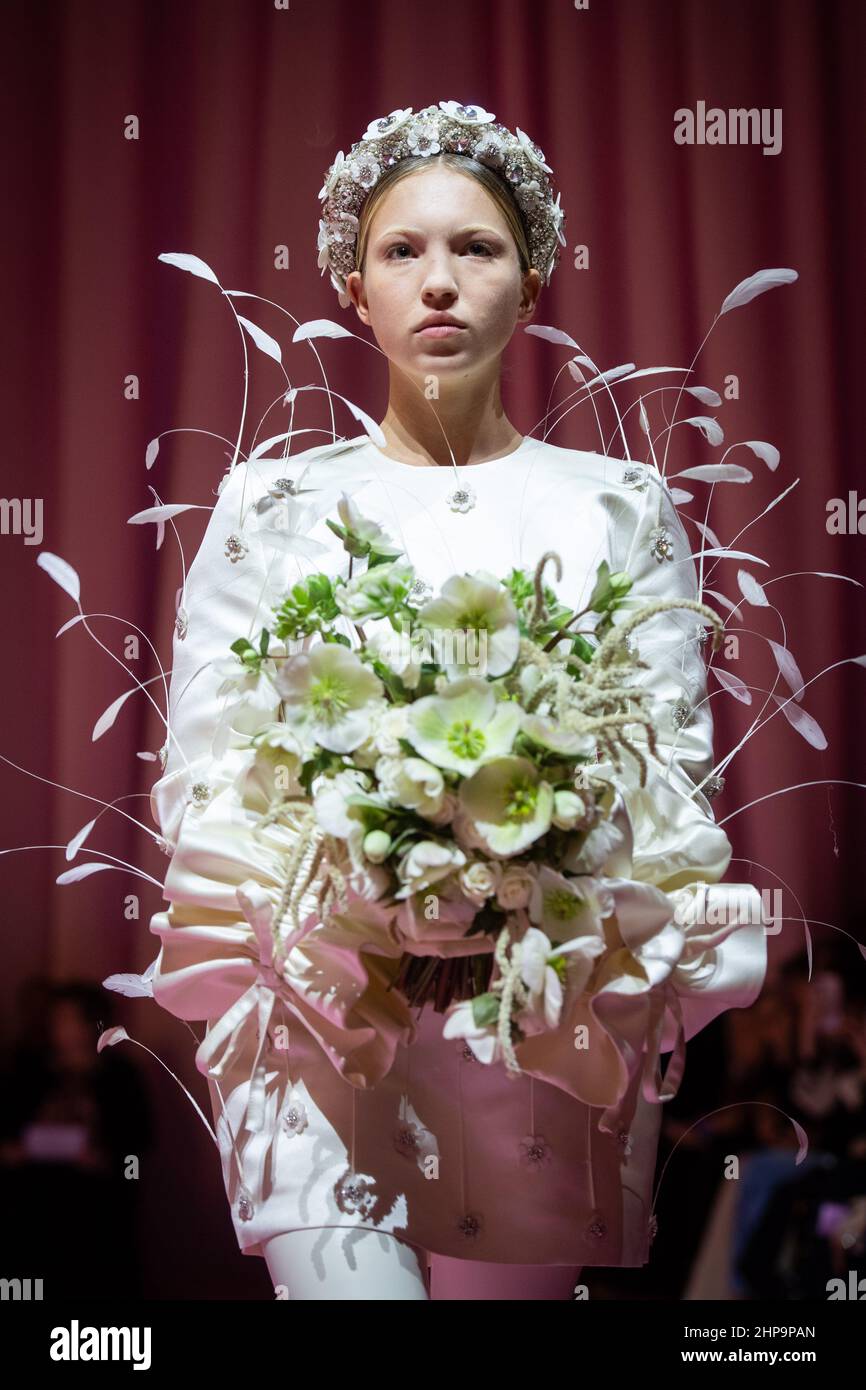 London, UK. 19 February 2022. Model Lila Grace Moss Hack on the catwalk ...