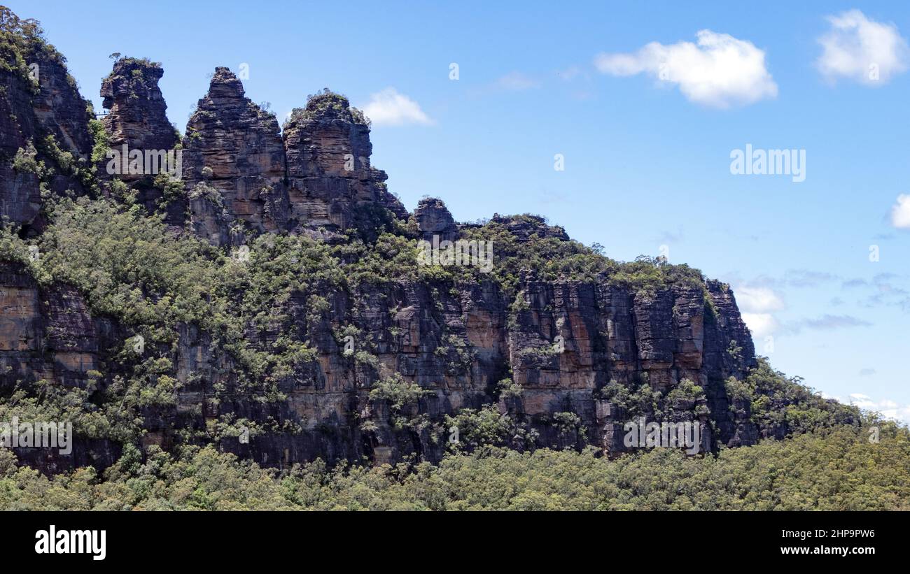 Beautiful view of the Jamison Valley and the iconic Three Sisters in ...