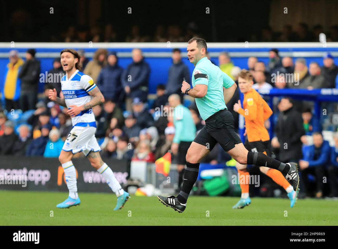 Referee, Tim Robinson in action Stock Photo - Alamy