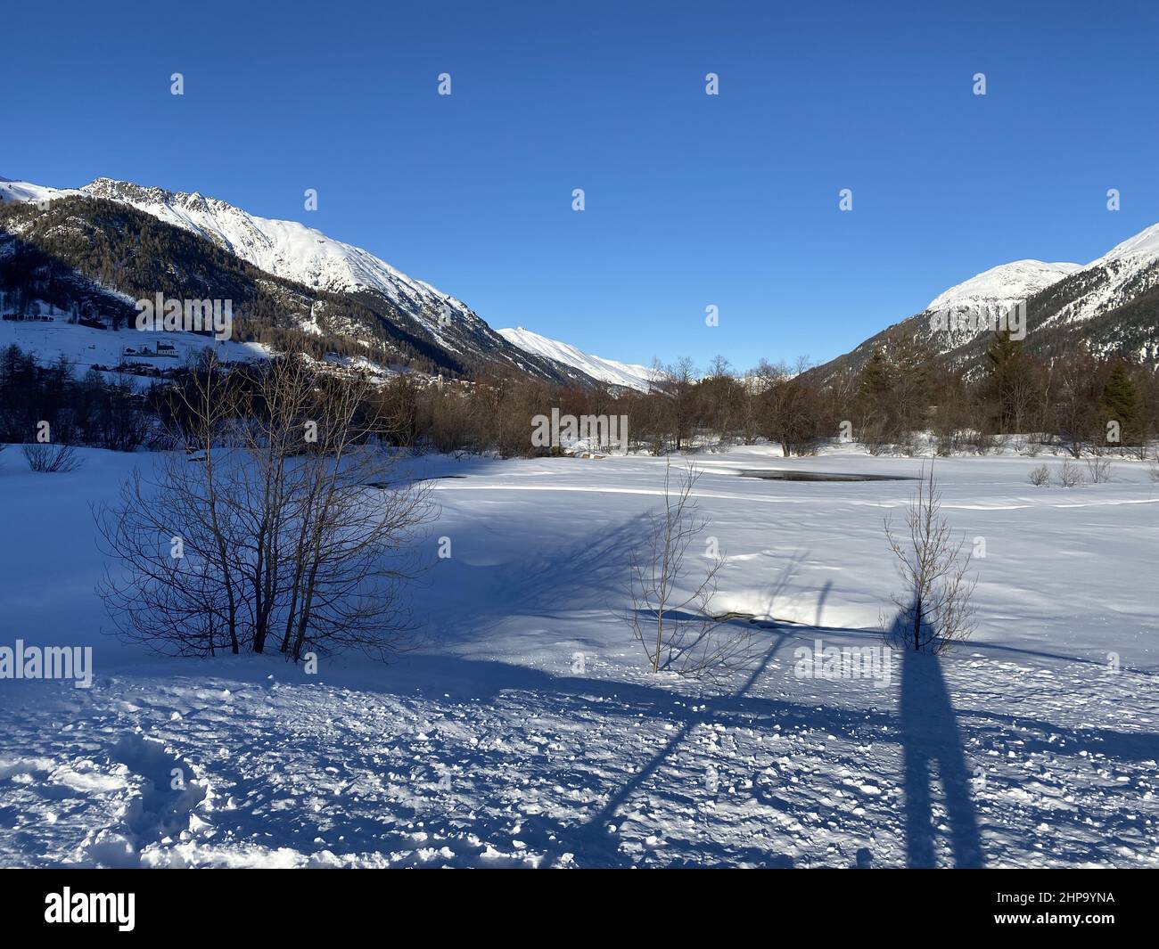 Photo of a snowy landscape and clear sky Stock Photo - Alamy