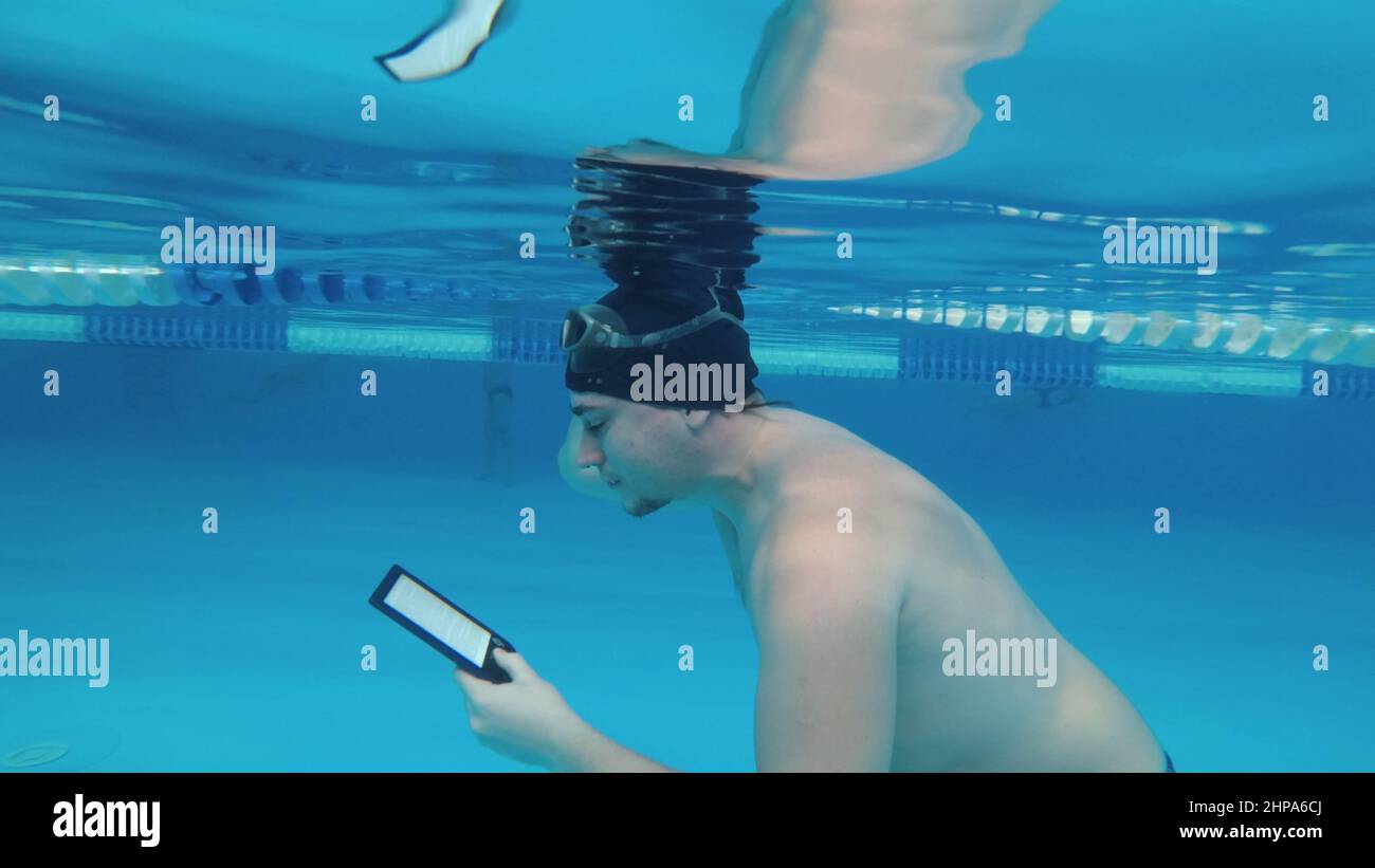 Man underwater reading hi-res stock photography and images - Alamy