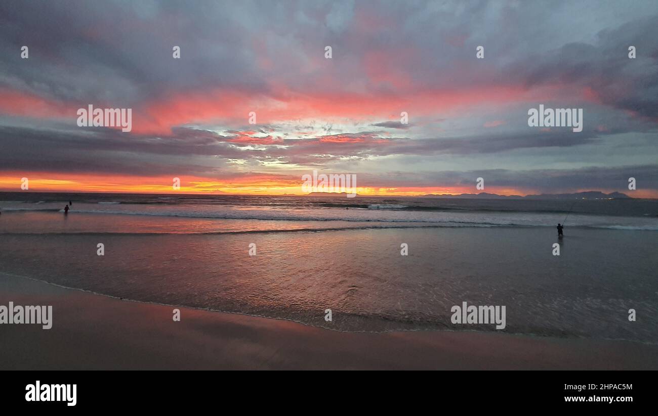 Mesmerizing view of the sunset at the beach Stock Photo - Alamy