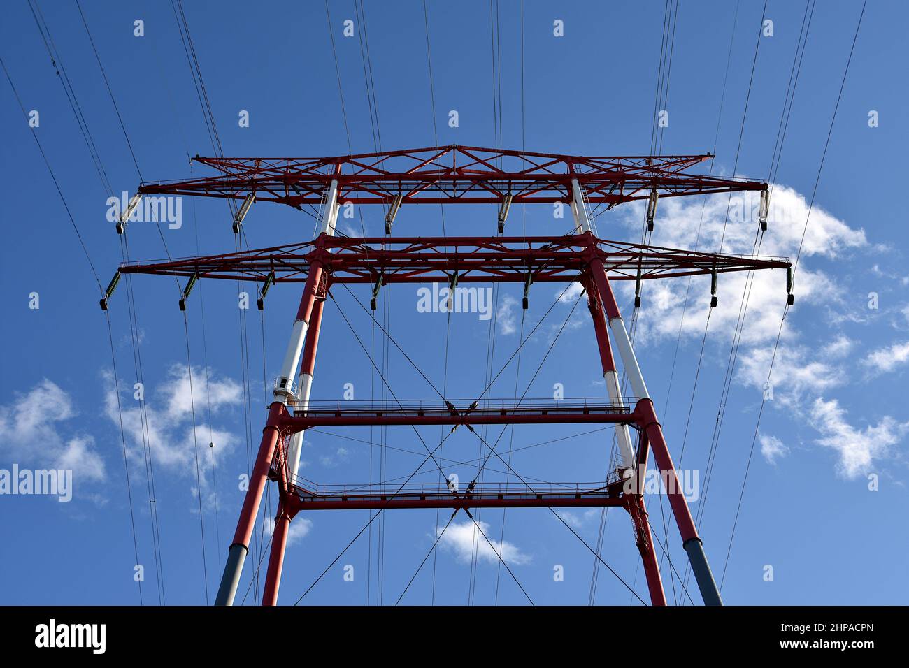 Pylon supporting electricity cables hi-res stock photography and images ...