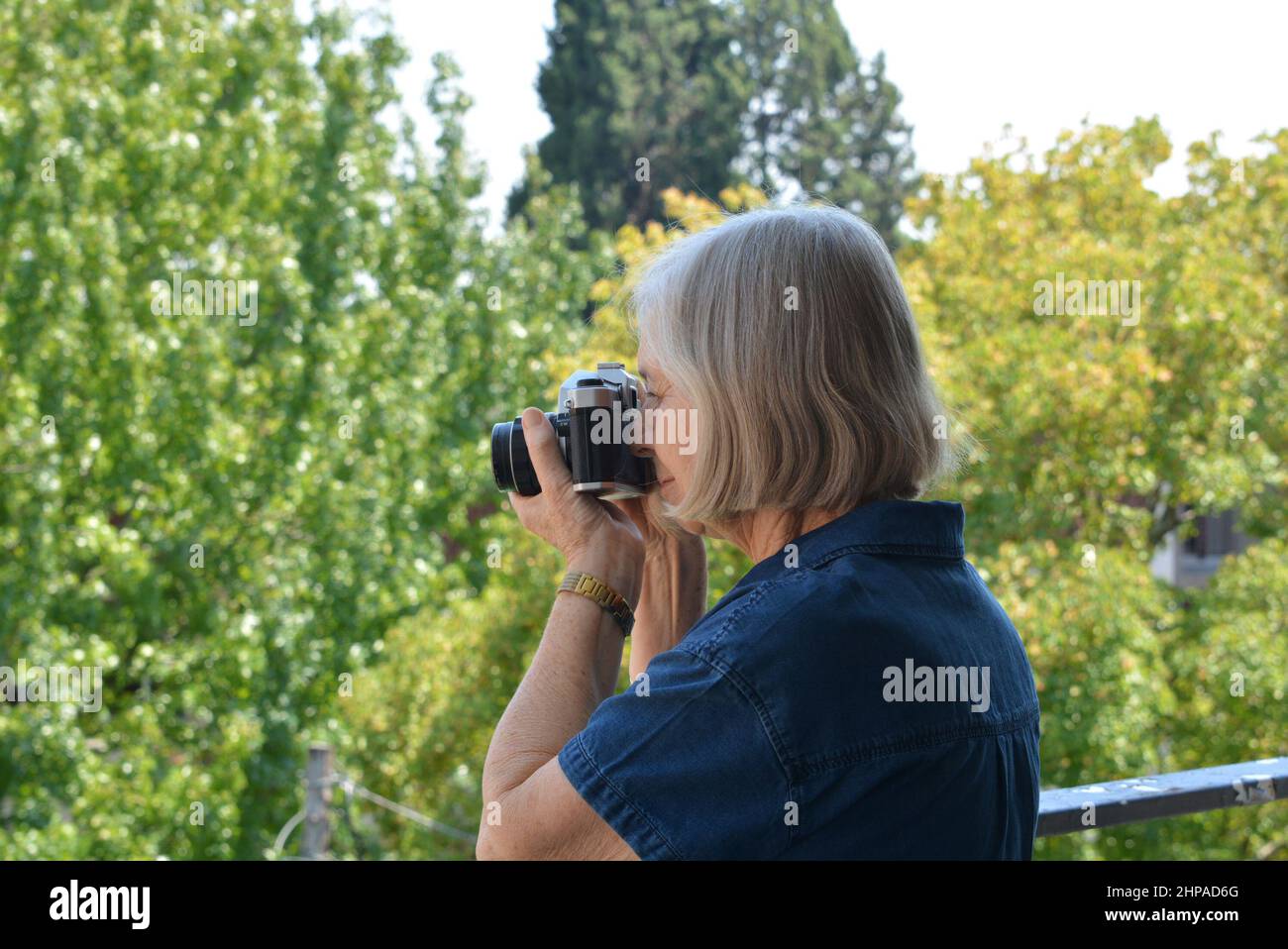 Elderly lady with 35mm film camera hi-res stock photography and images ...