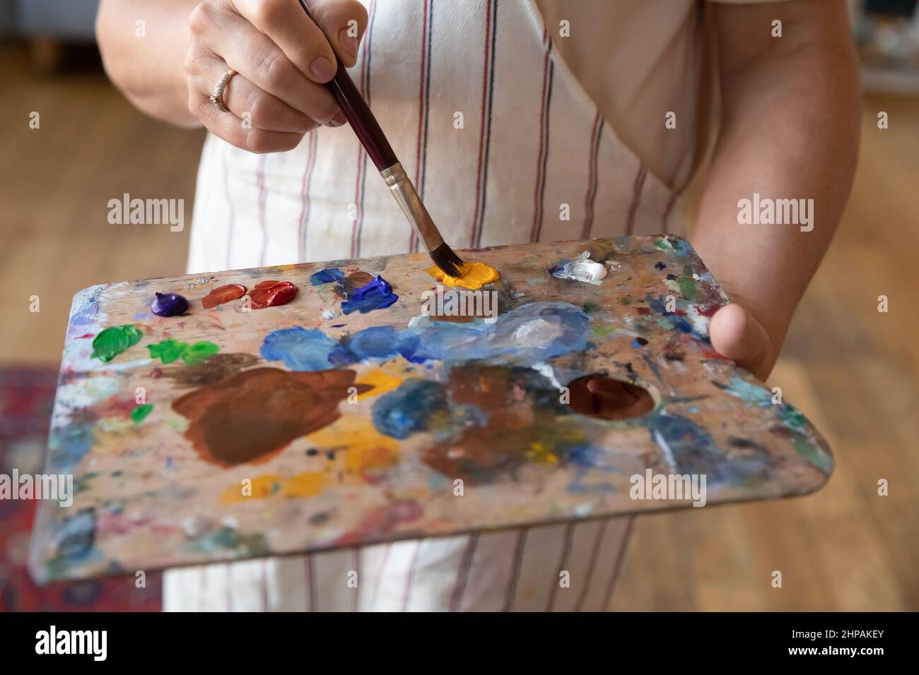 Artist holding palette young hi-res stock photography and images - Alamy
