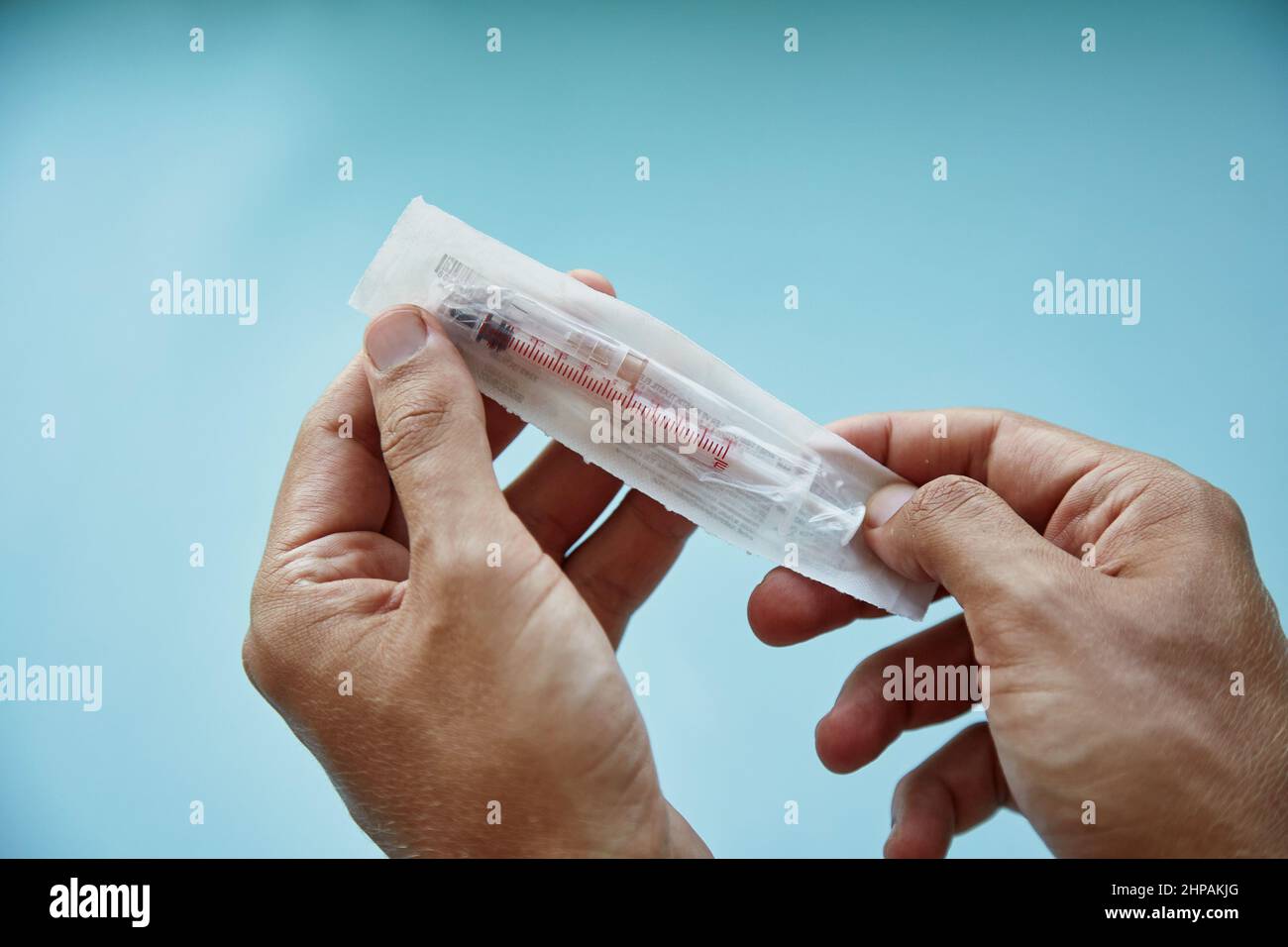 Female hands doctor nurse syringe hi-res stock photography and images ...