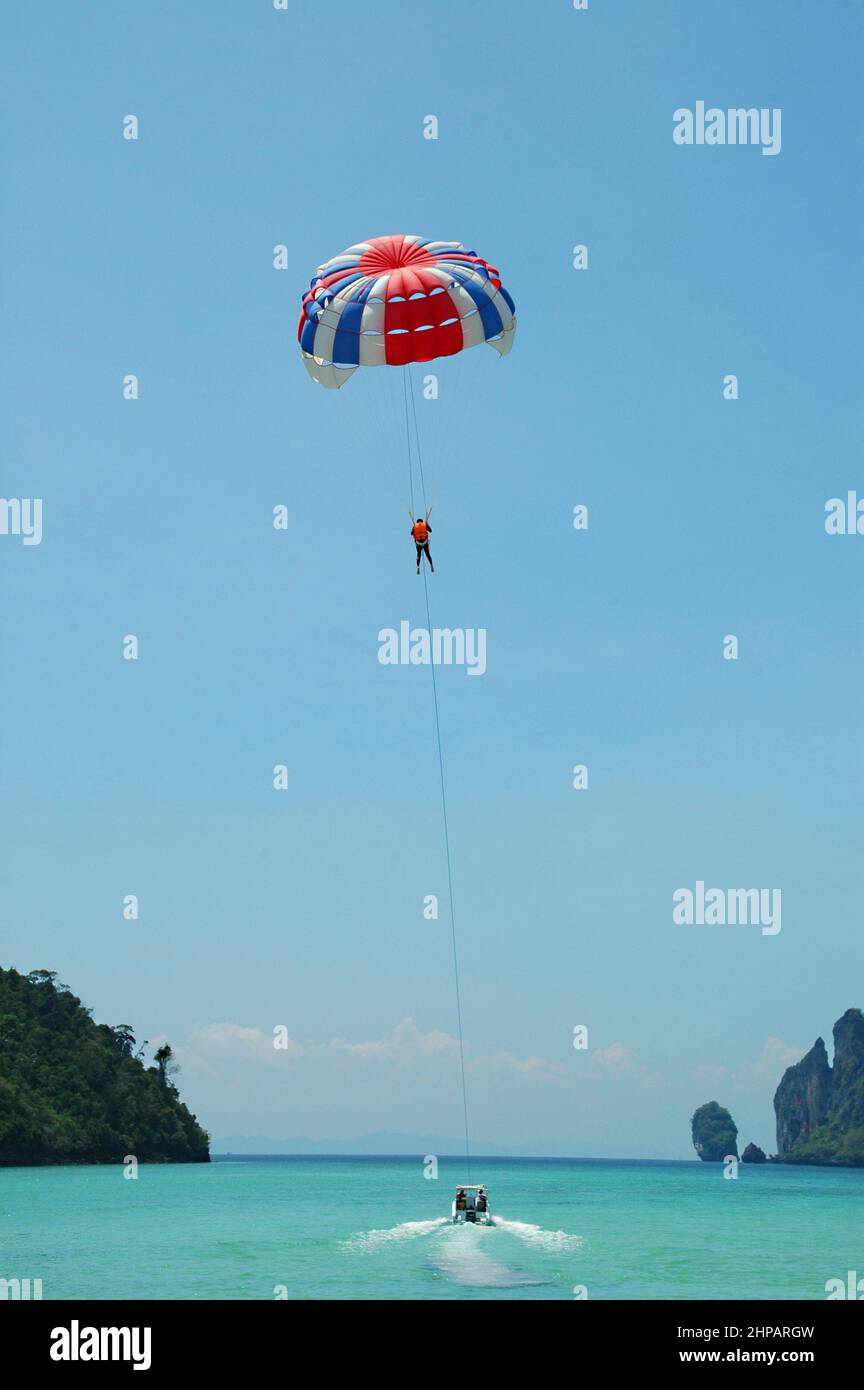 Parasailor and boat Stock Photo - Alamy