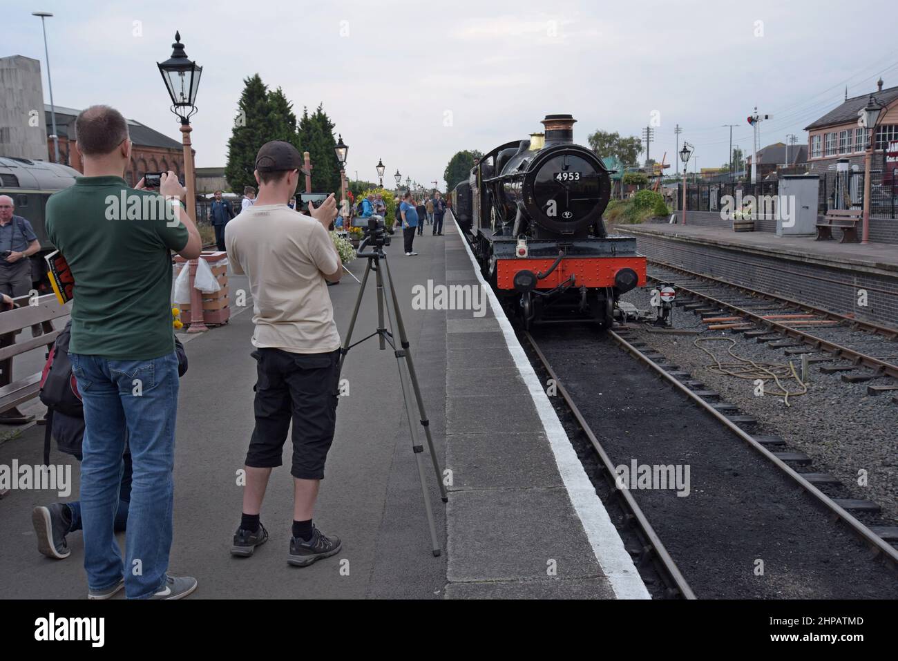 Rail enthuisiats on the platform at Kidderminster Railway Station ...