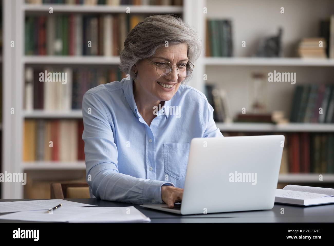 Woman home computer 50s hi-res stock photography and images - Alamy