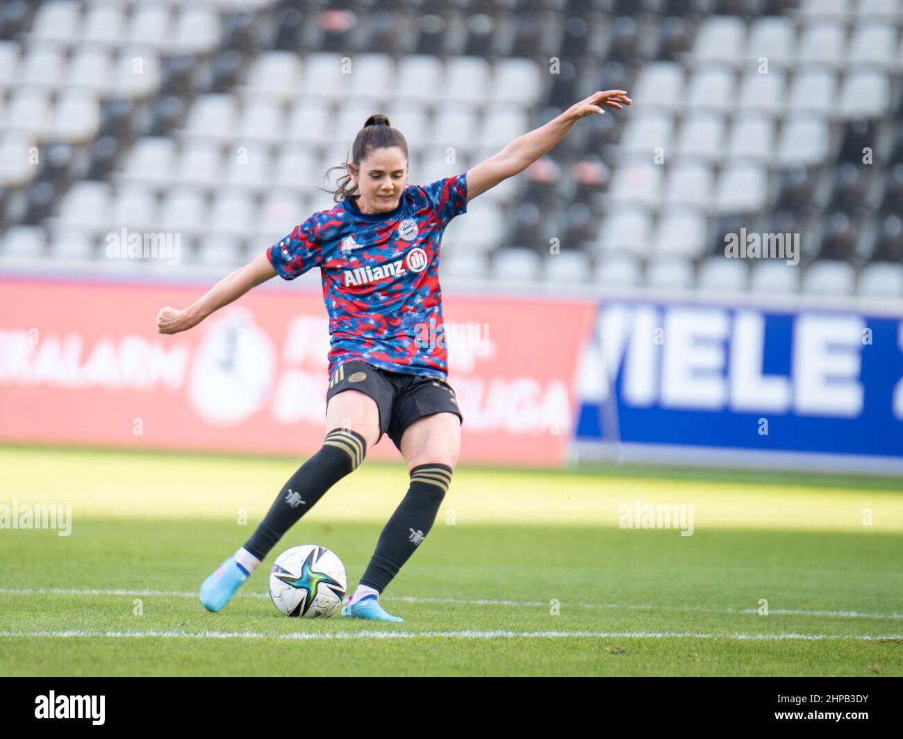 Sarah Zadrazil (25 FC Bayern München) in Action at the 14. Gameday of ...