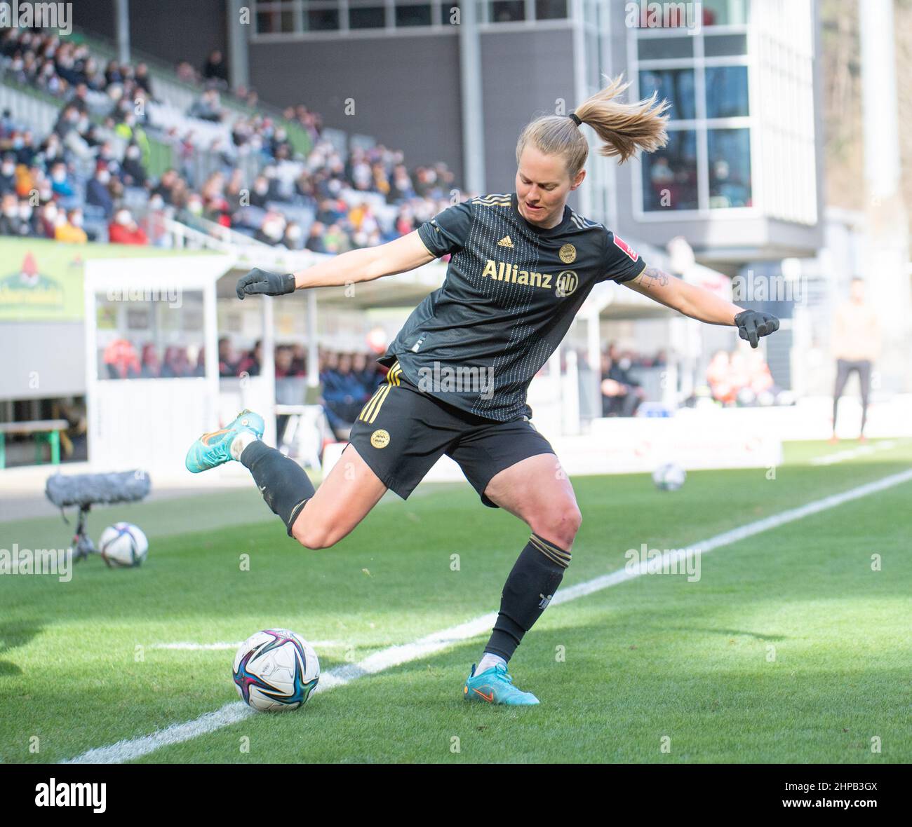 Maximiliane Rall (8 FC Bayern München) in Action at the 14. Gameday of ...