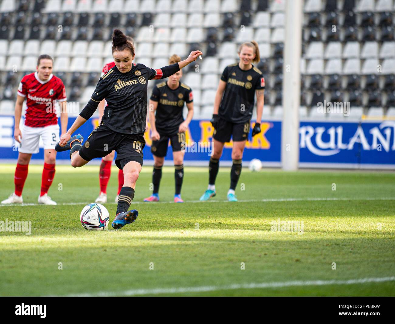 Lina Magull (16 FC Bayern München) in Action at the 14. Gameday of Flyeralarm Frauen-Bundesliga ...